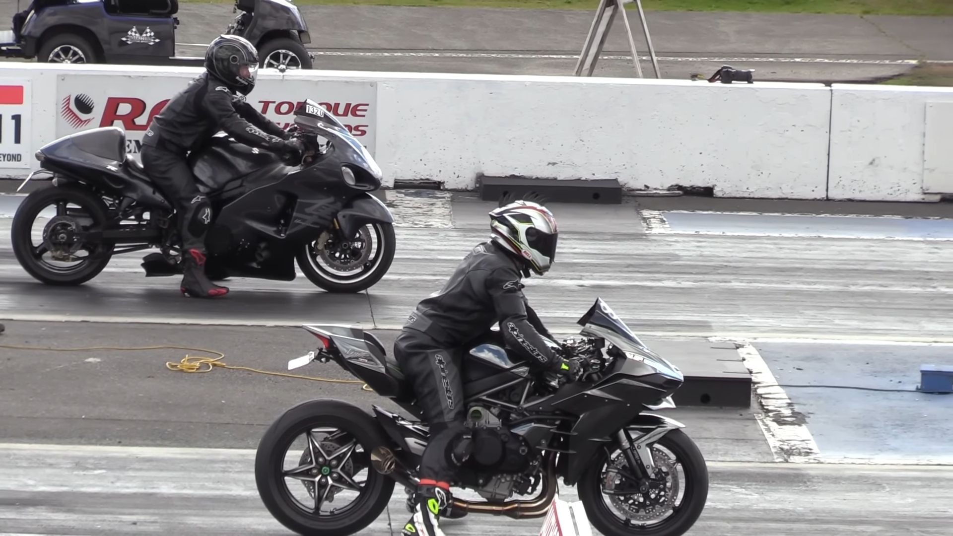 Drag Race: First-Gen Suzuki Hayabusa Smokes A Kawasaki Ninja H2