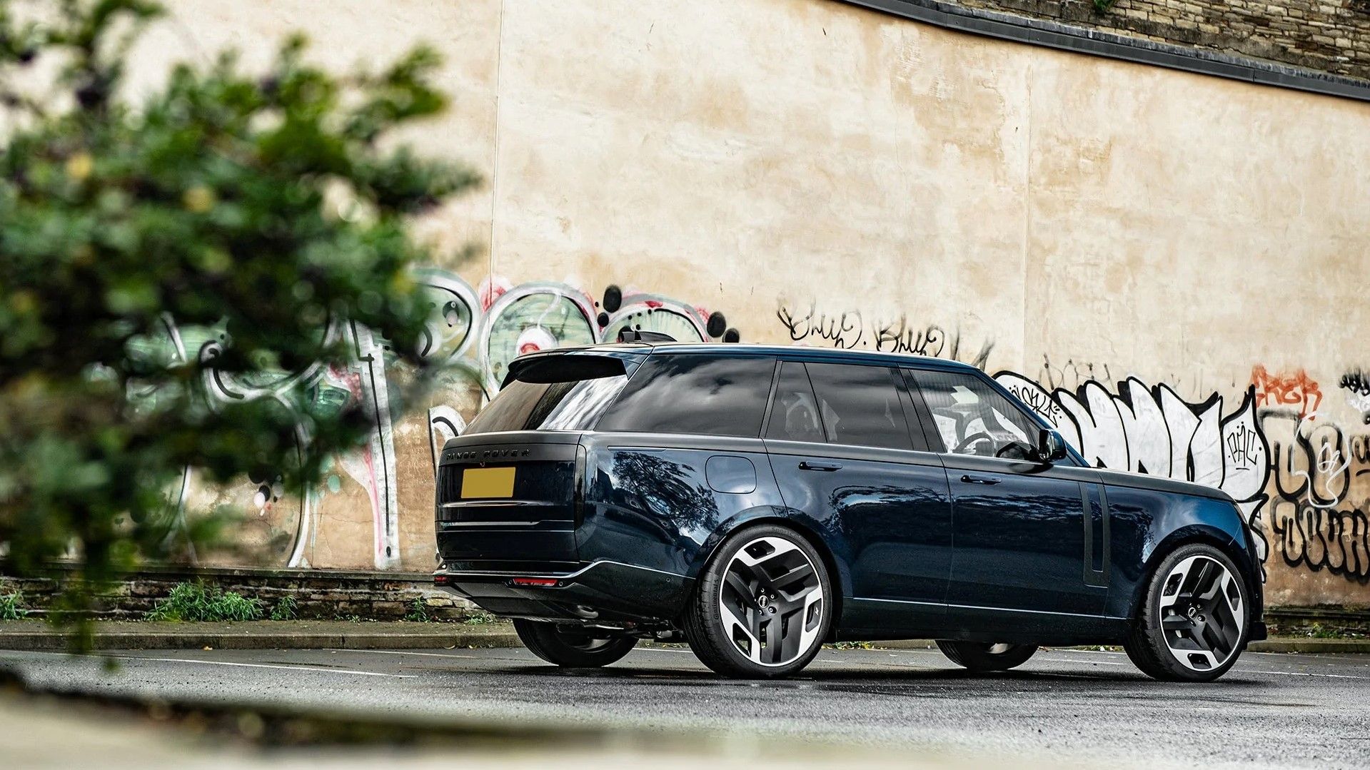 project-kahn-s-range-rover-custom-is-a-stealthy-street-suv-featuring