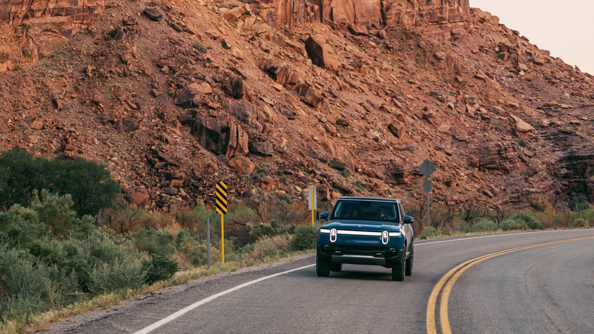 10 Ways The Rivian R1S Is Better Than The Tesla Model X