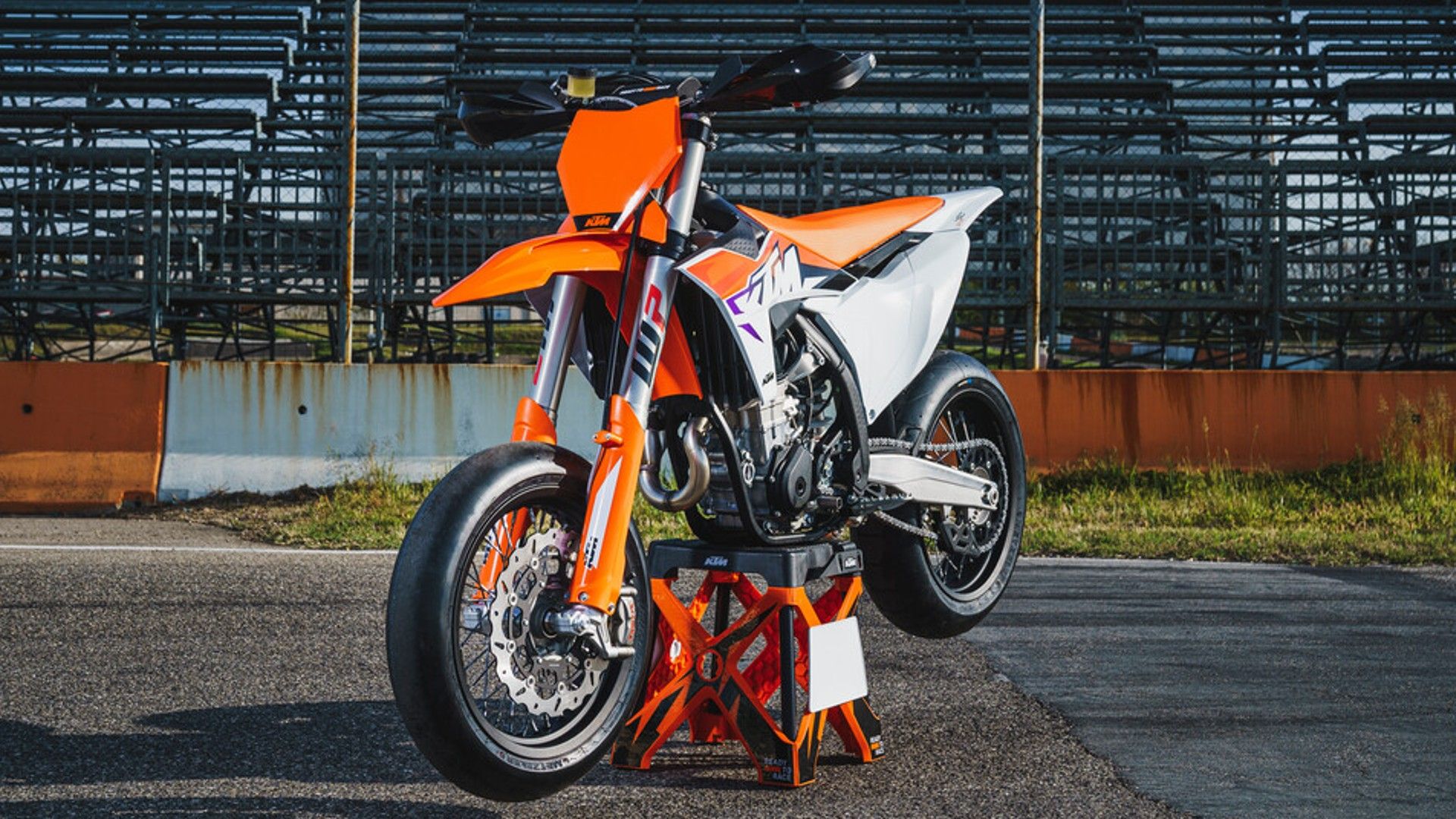 Drag Race: Stark Varg Electric Dirt Bike Challenges A KTM 450 Supermoto