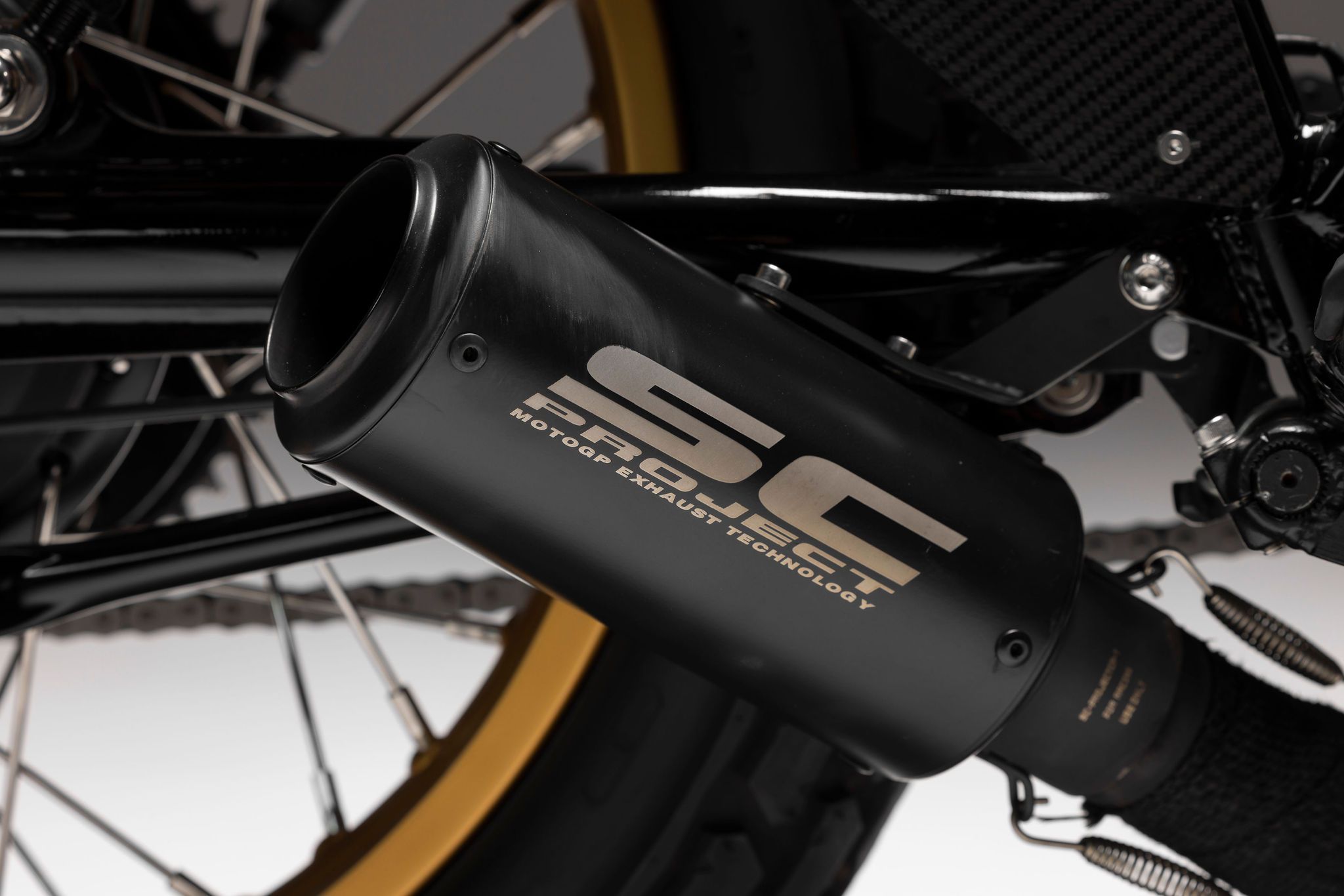 Yellow And Murdered: Yamaha SR400 Transformed Into A Piping Hot Cafe Racer