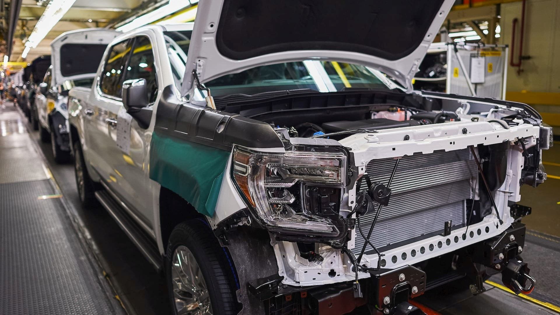 The Real Reason Why Thousands Of Brand New GM Pickups Are Still Sitting ...