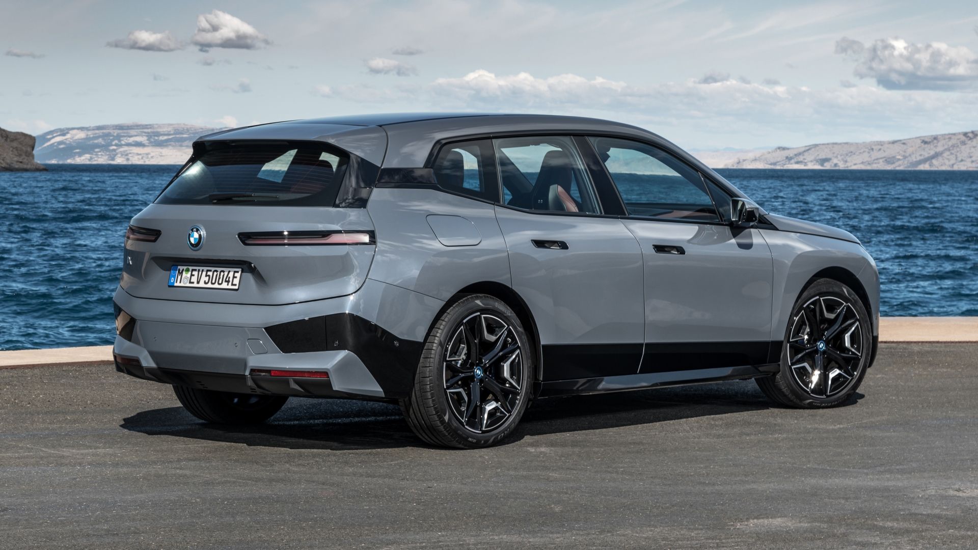 Comparison: Tesla Model X vs. BMW iX