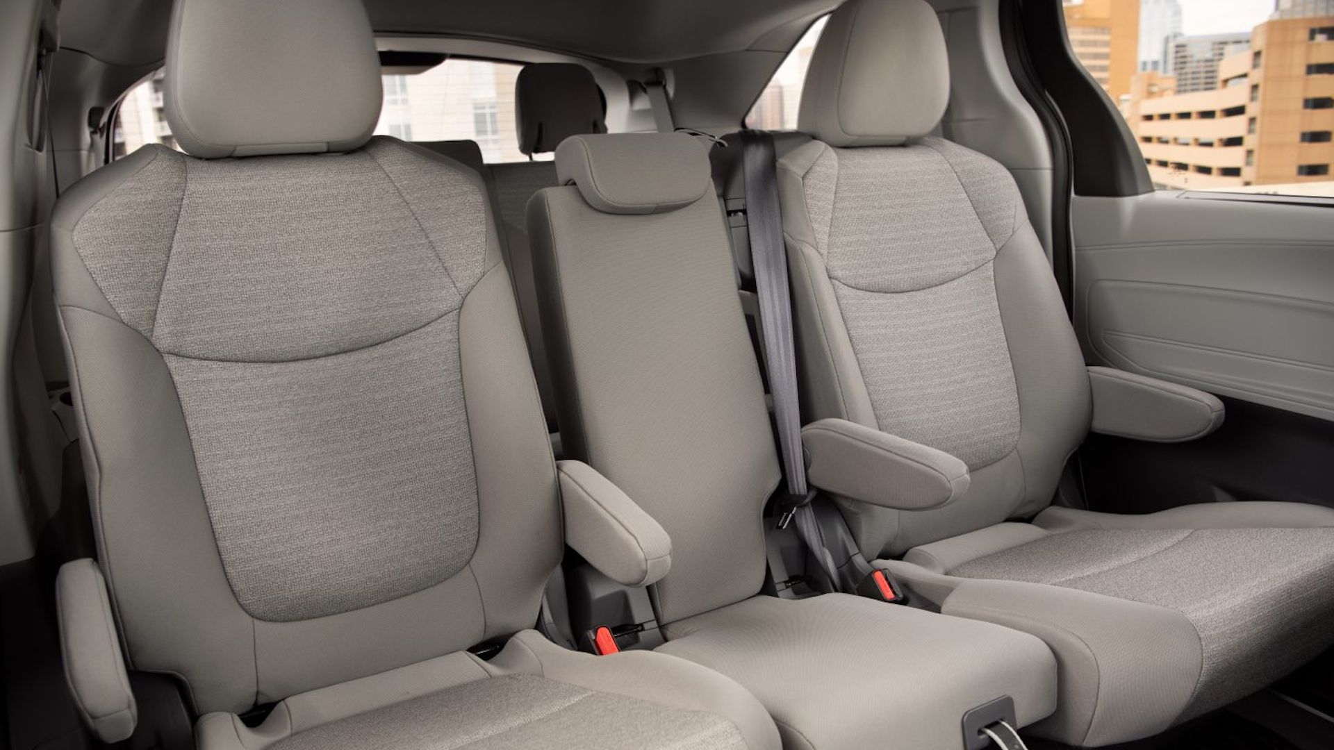 2024 Chrysler Pacifica PHEV vs. Toyota Sienna Hybrid