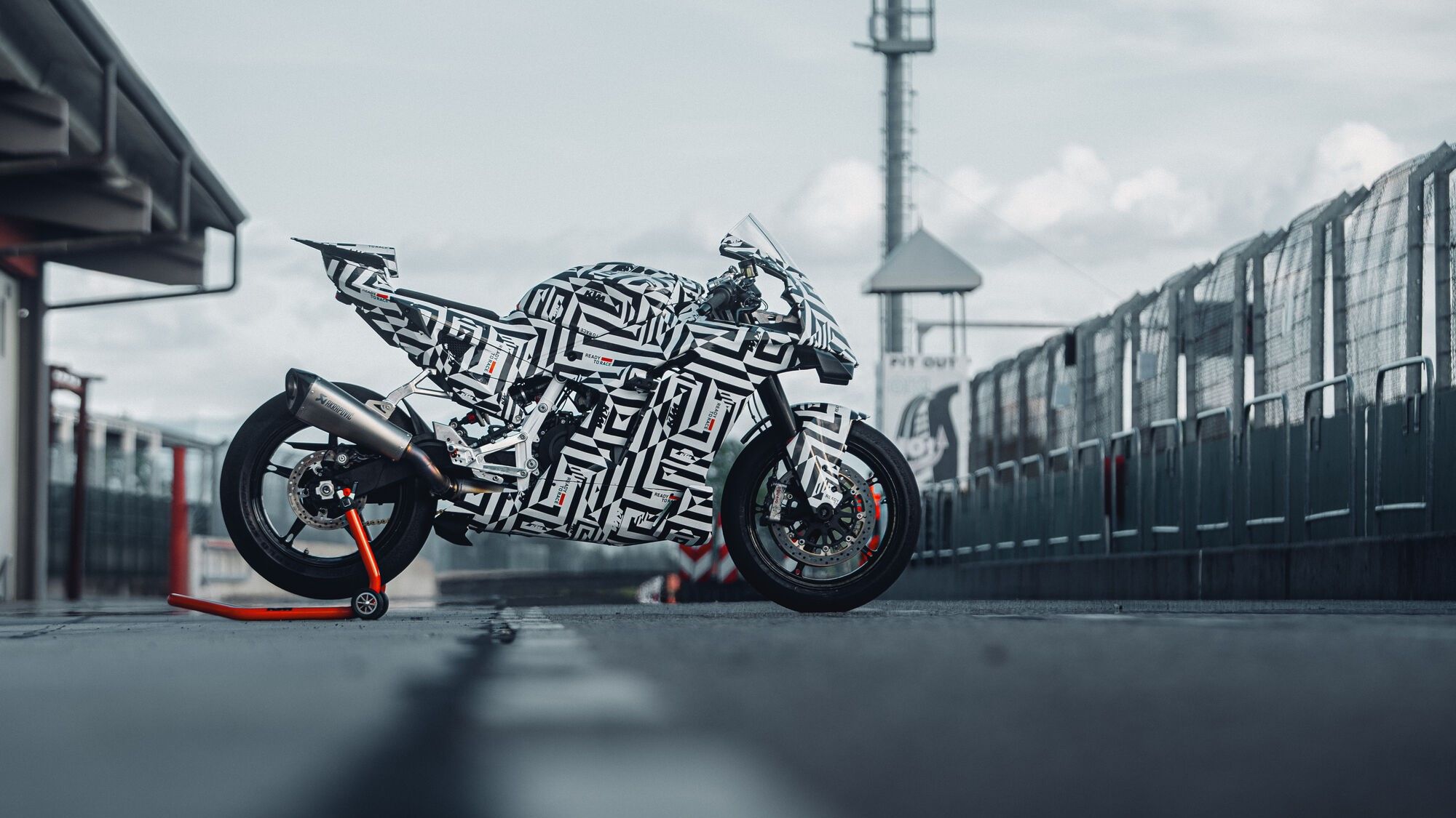 10 Reasons The New KTM 990 RC R Will Tremble The Middleweight Superbike ...