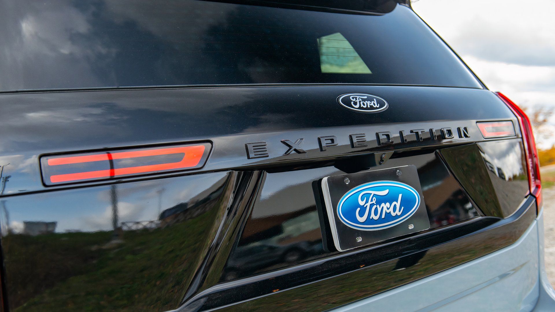 10 Fancy Tailgate Features You Won't Get With Other Big SUVs