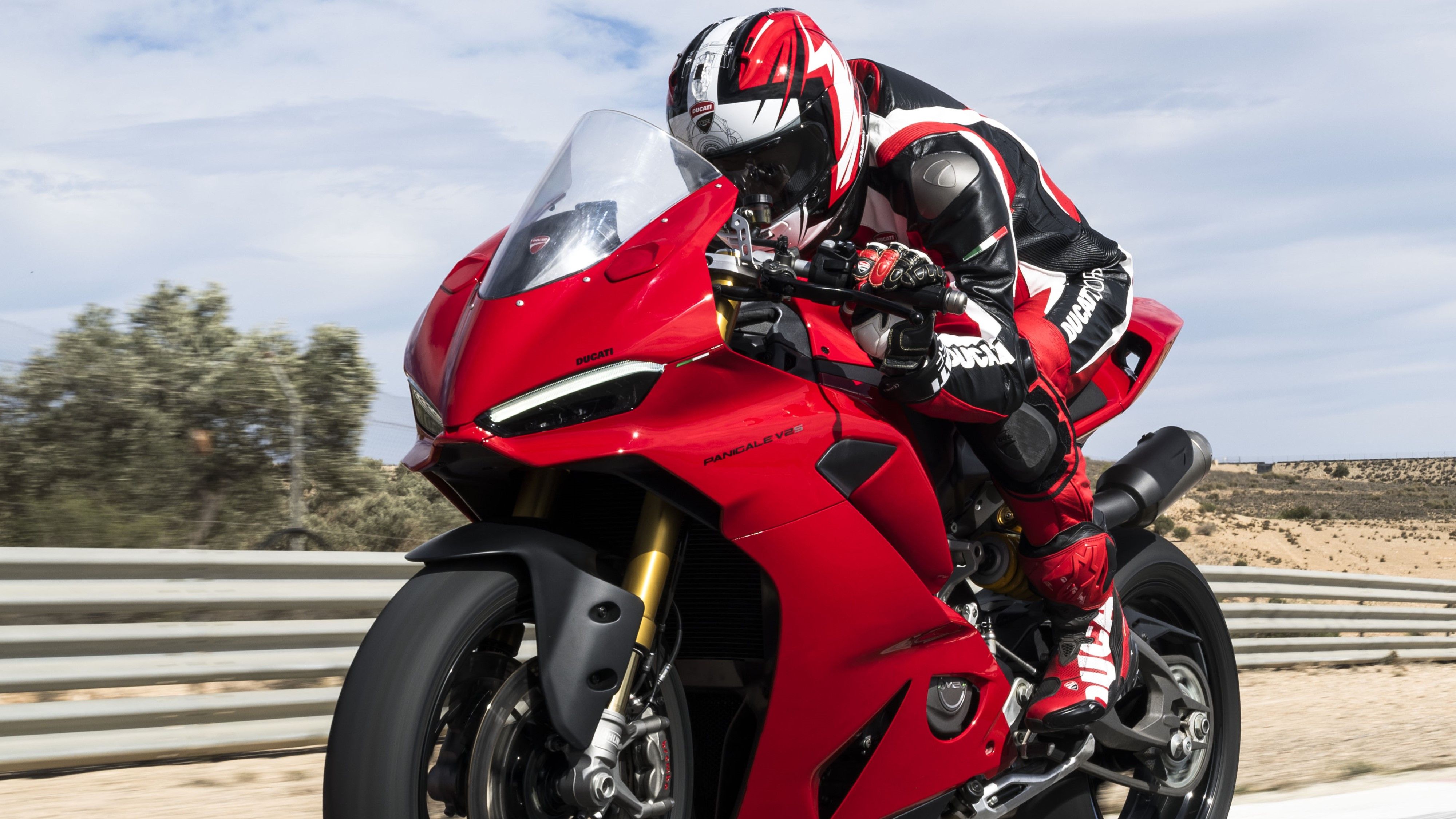 10 Reasons We'd Pick The New Ducati Panigale V2 Over The Yamaha R9