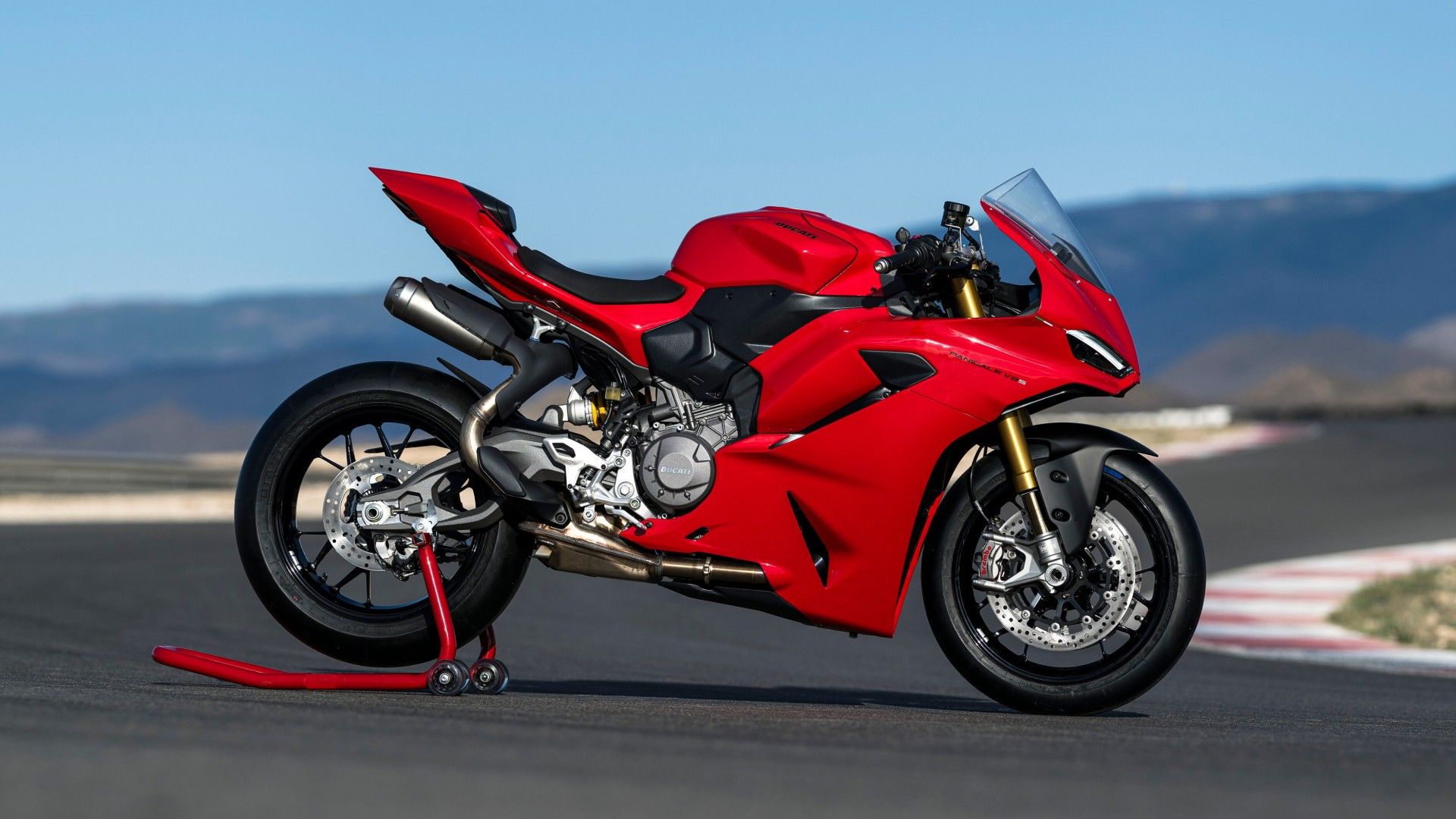 Here’s How The Mid-Range Ducati Panigale V2 S Keeps Up With The Big Names