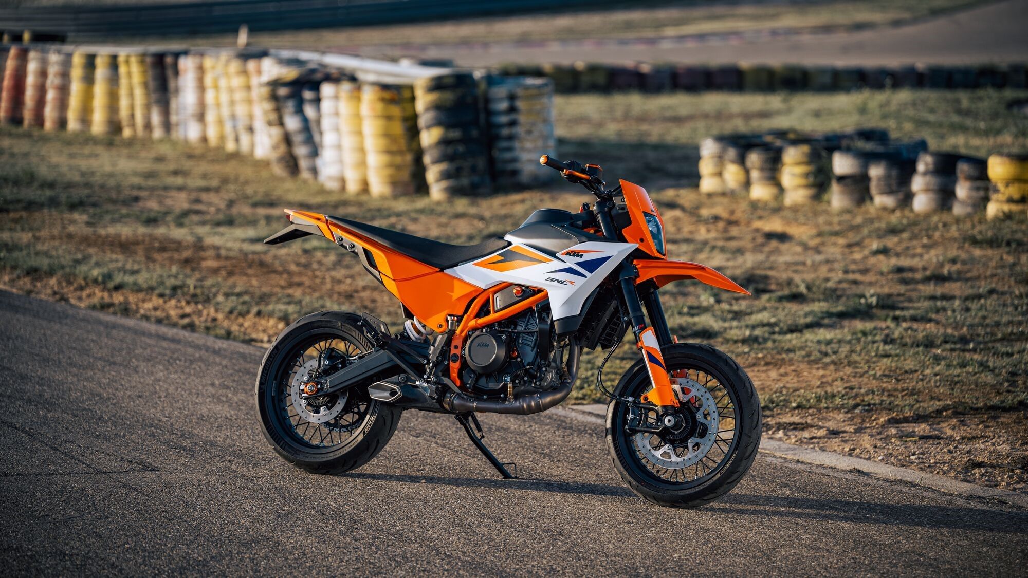 10 Reasons The New KTM 390 SMC R Is Better Than The Suzuki DRZ-4SM