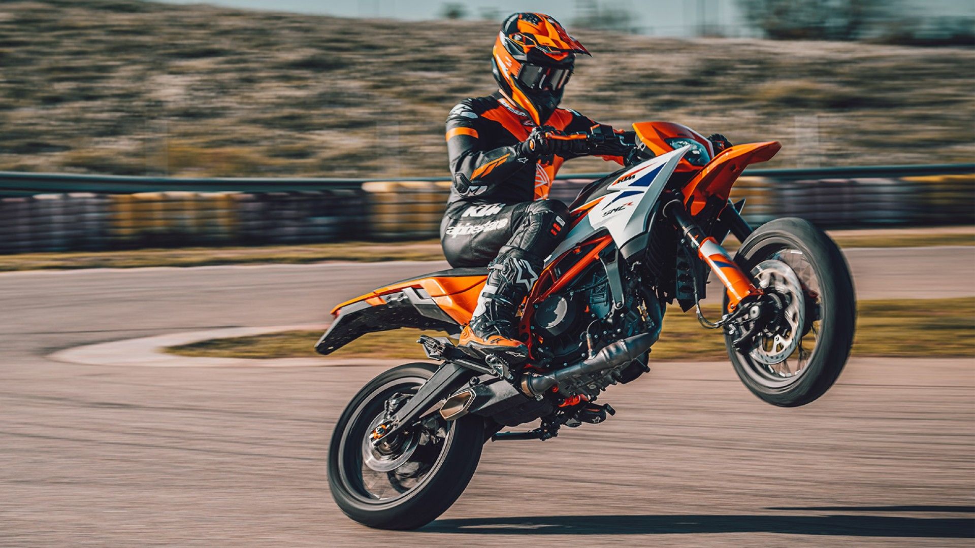 10 Reasons The New KTM 390 SMC R Is Better Than The Suzuki DRZ-4SM