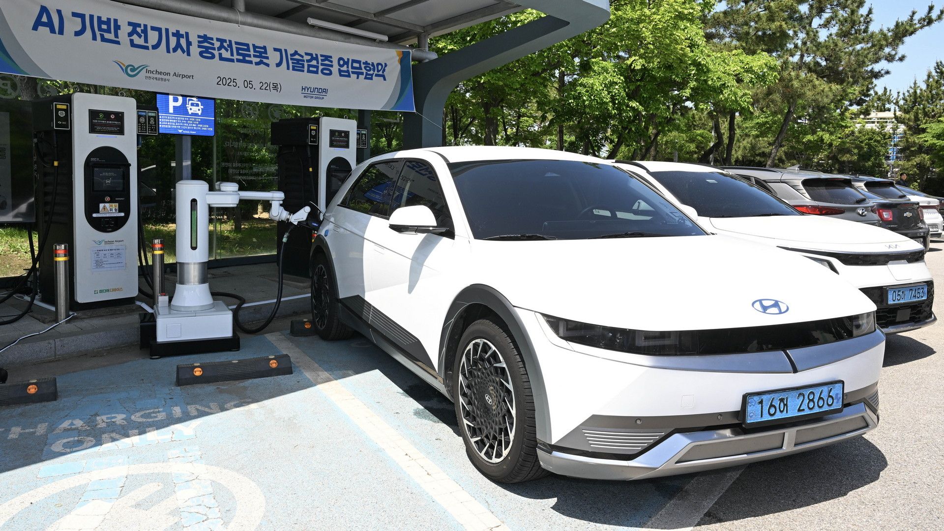 Hyundai Beat Tesla To EV-Charging Robots