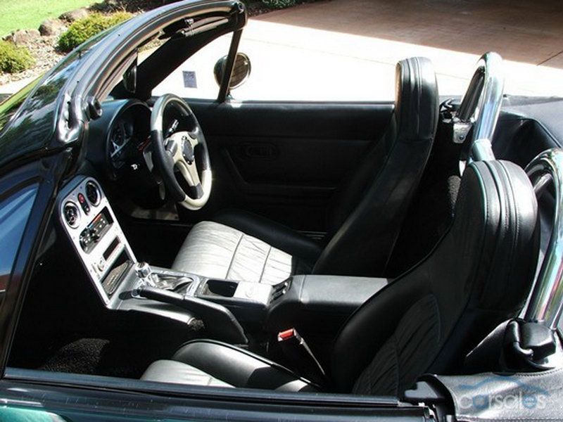 Mazda MX-5 "Bullet Roadster" lives and breathes its V8 engine