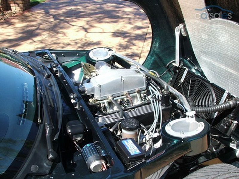 Mazda MX-5 "Bullet Roadster" lives and breathes its V8 engine