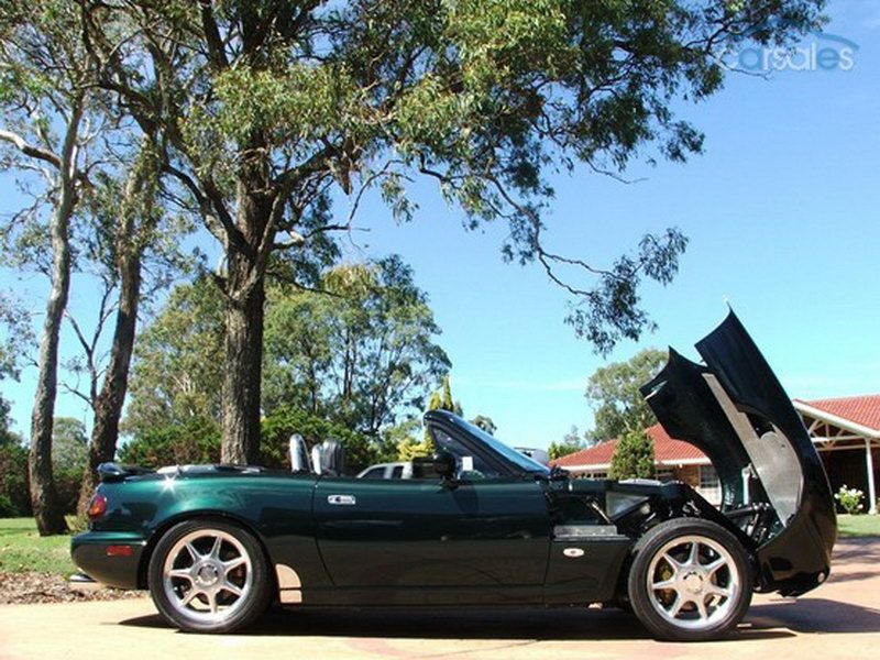 Mazda MX-5 "Bullet Roadster" lives and breathes its V8 engine