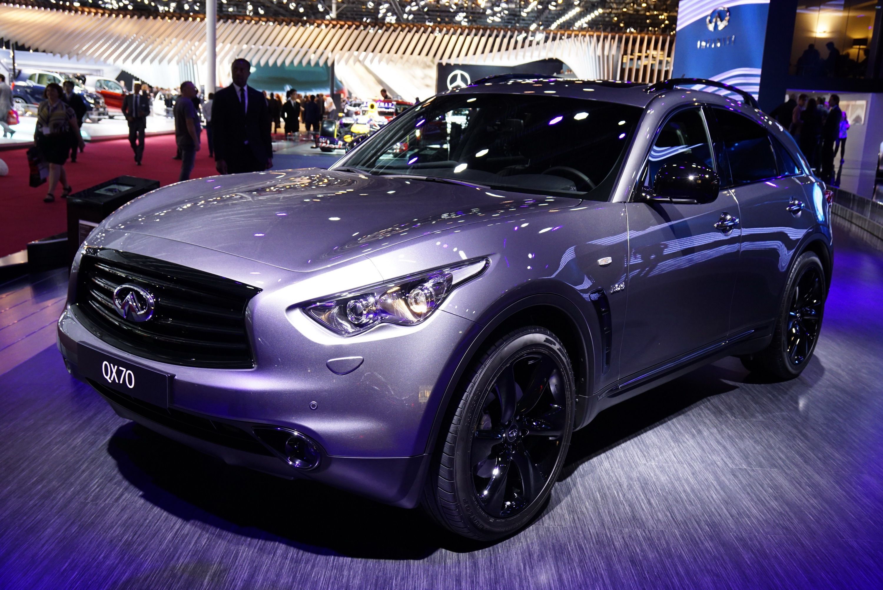 2015 Infiniti QX70S Design