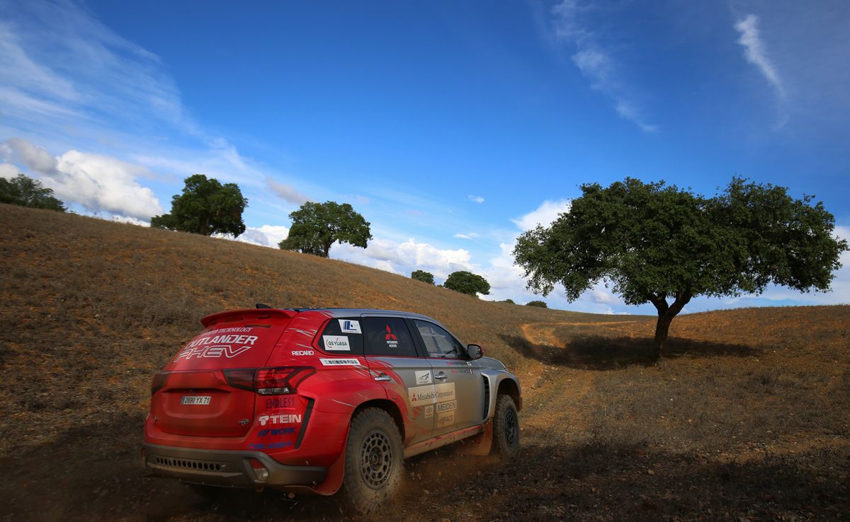 2016 Mitsubishi Outlander PHEV Baja Race Car