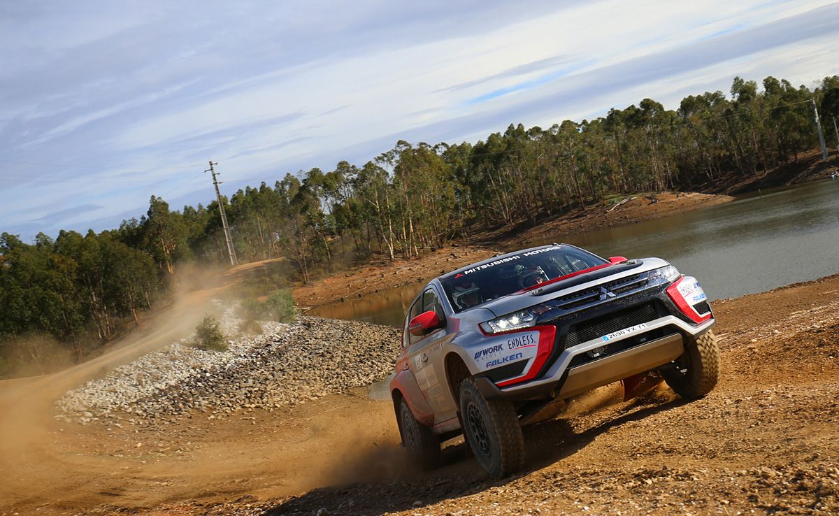 2016 Mitsubishi Outlander PHEV Baja Race Car