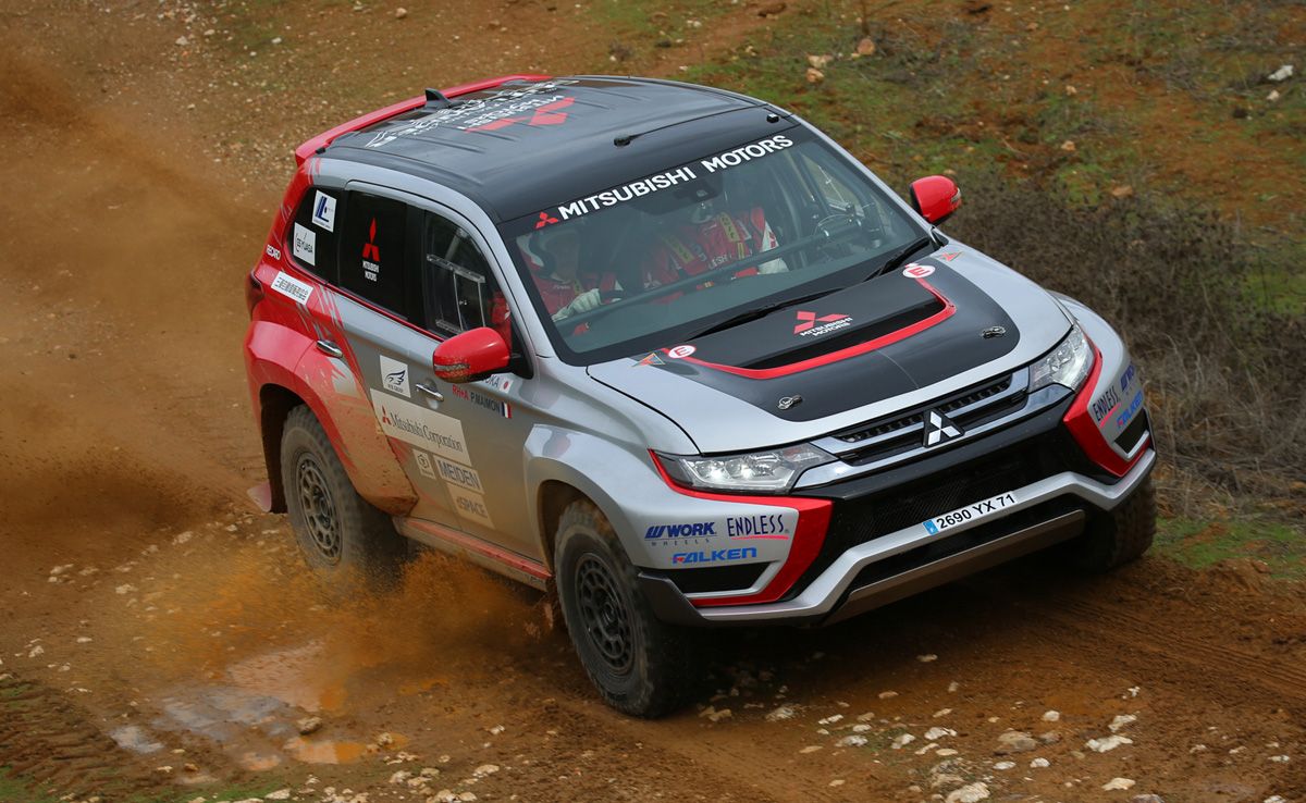 2016 Mitsubishi Outlander PHEV Baja Race Car