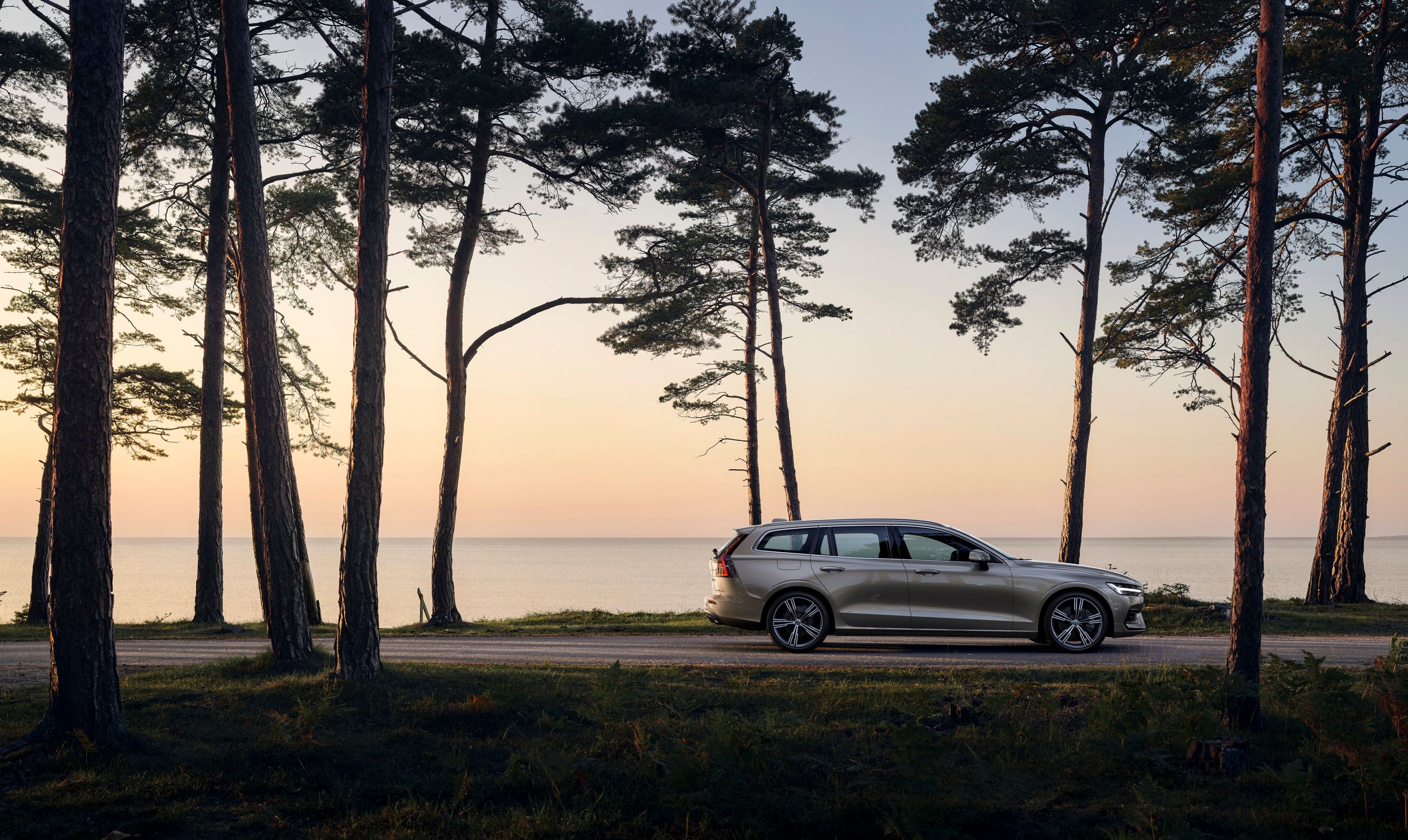 Wallpaper of the Day: 2019 Volvo V60