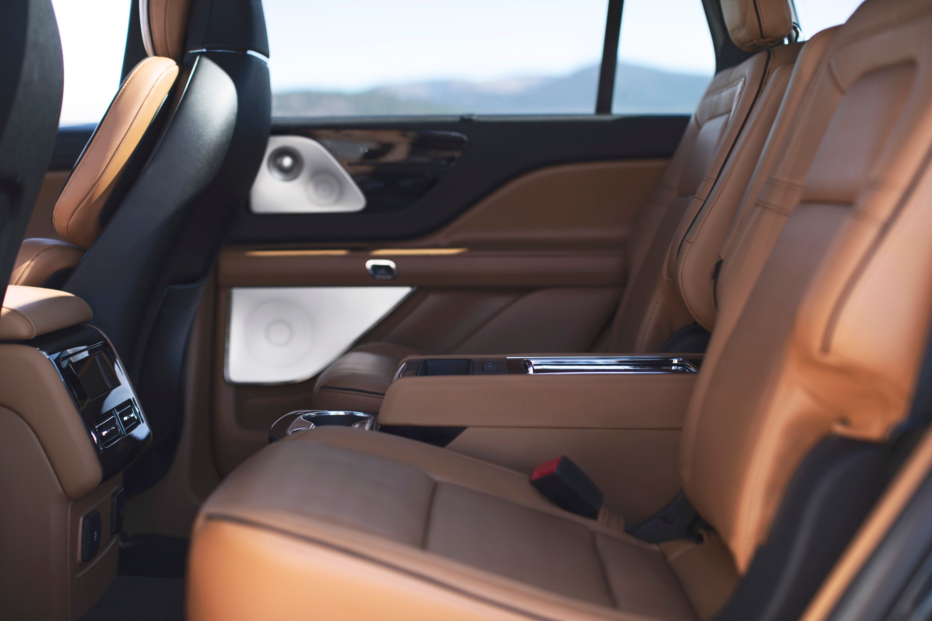 The New Lincoln Aviator Offers Third-Row Seating, Advanced Technology