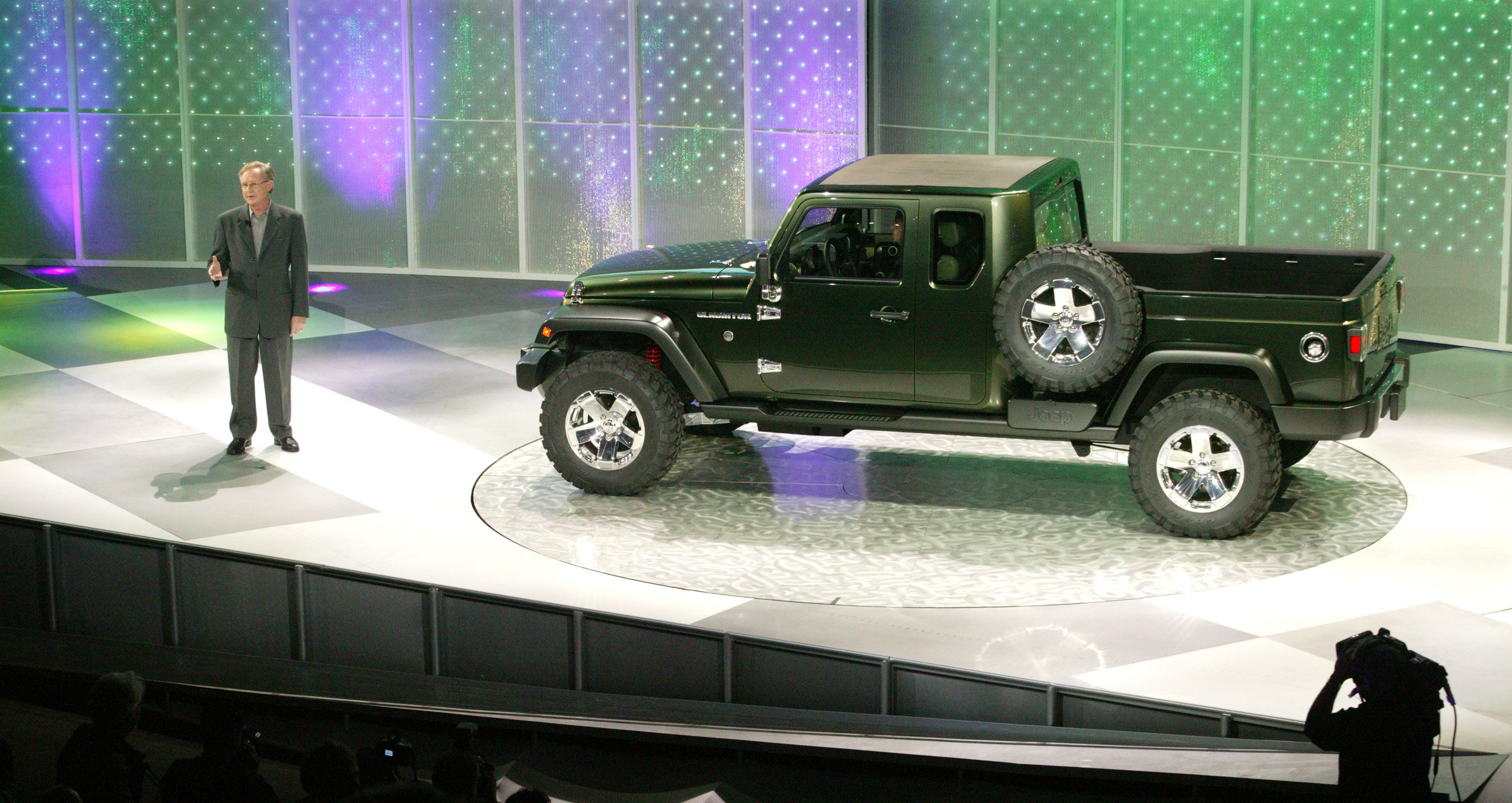 Visual Comparison Between the 2020 Jeep Gladiator and the 2005 Jeep ...