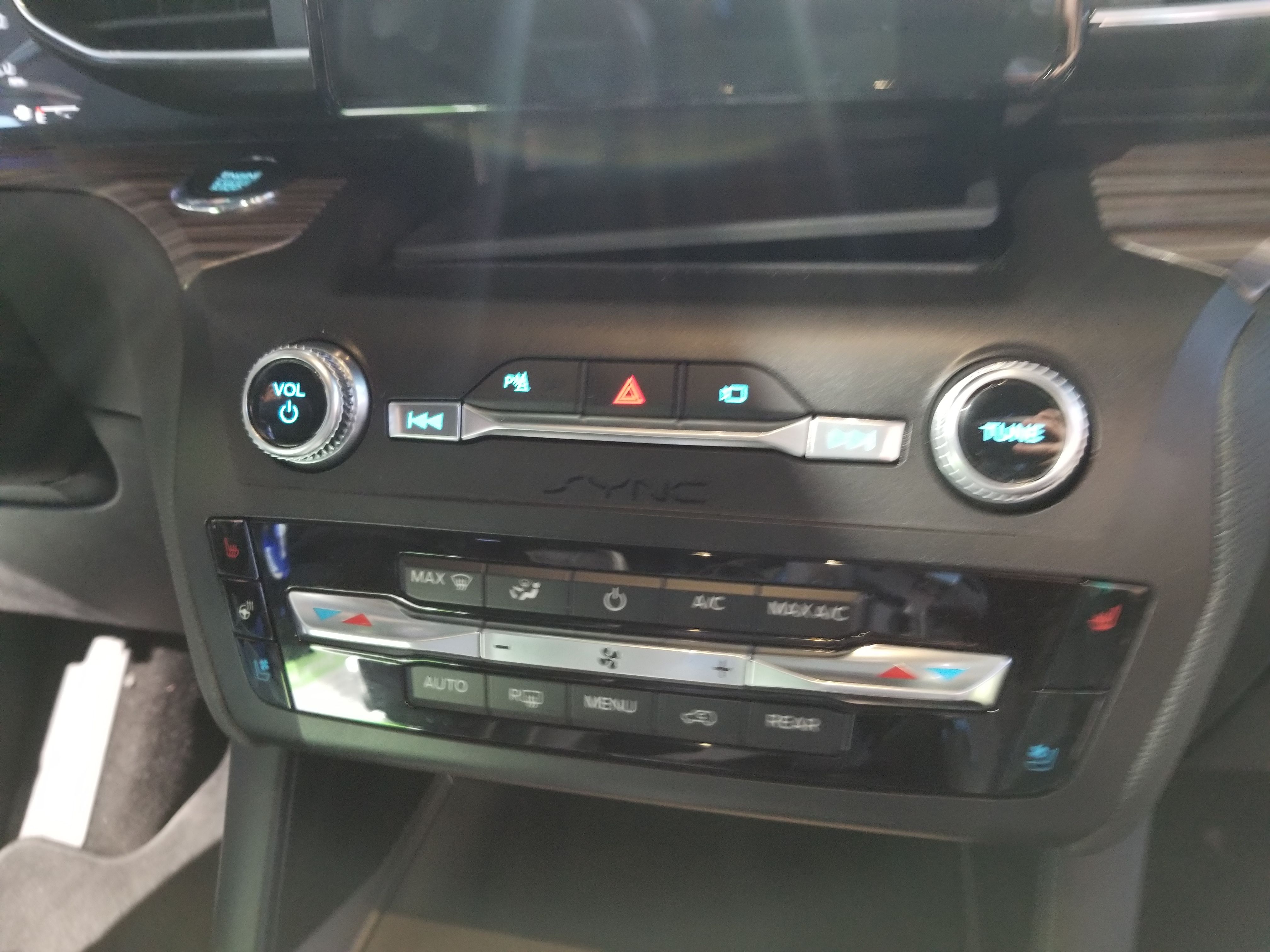 The 2020 Ford Explorer Hybrid Features a Weird Drivetrain Layout