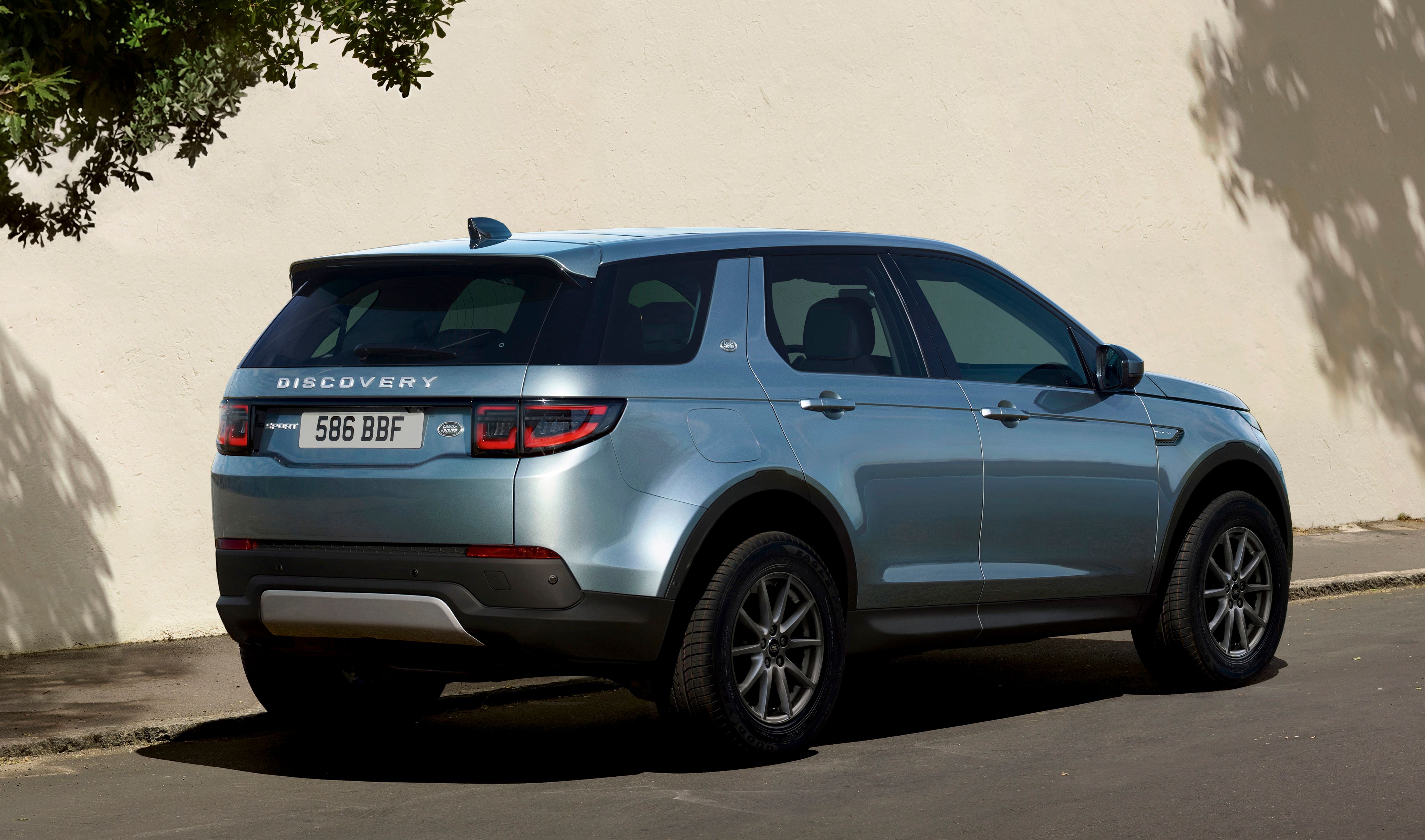 Land Rover finally updates the old Discovery Sport, add new tech and ...