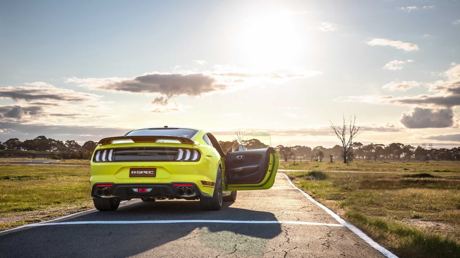 Mustang Cars Hd Wallpapers 200+ White Mustang Car Stock Photos,