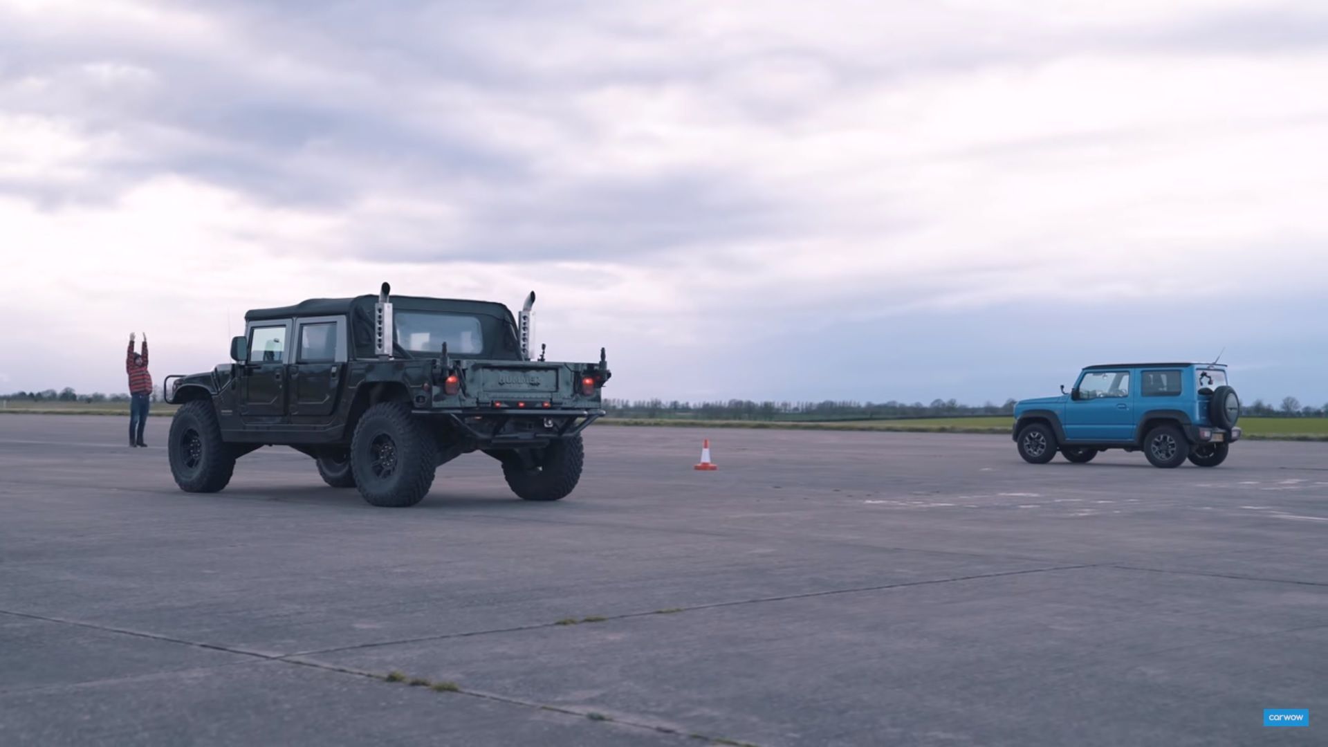Watch a Suzuki Jimny Take On The Mighty Hummer H1 In a Drag Race