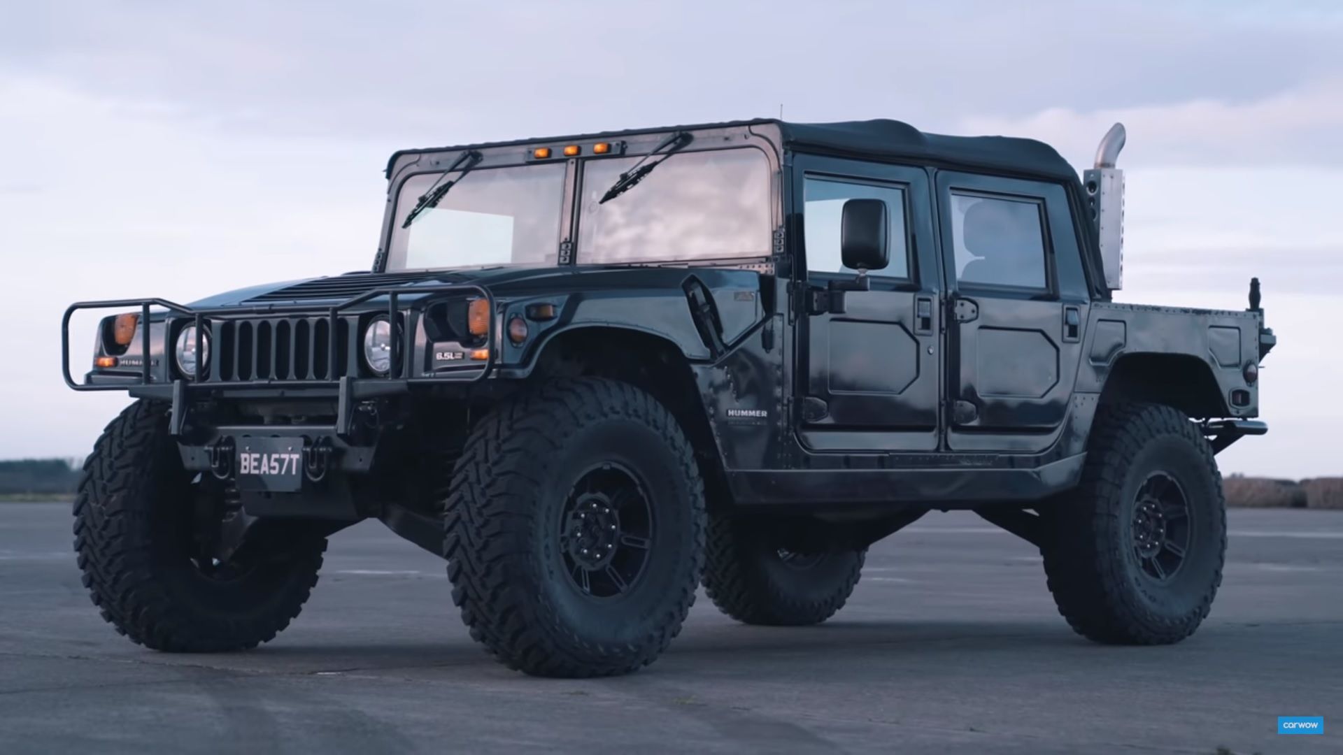Watch a Suzuki Jimny Take On The Mighty Hummer H1 In a Drag Race