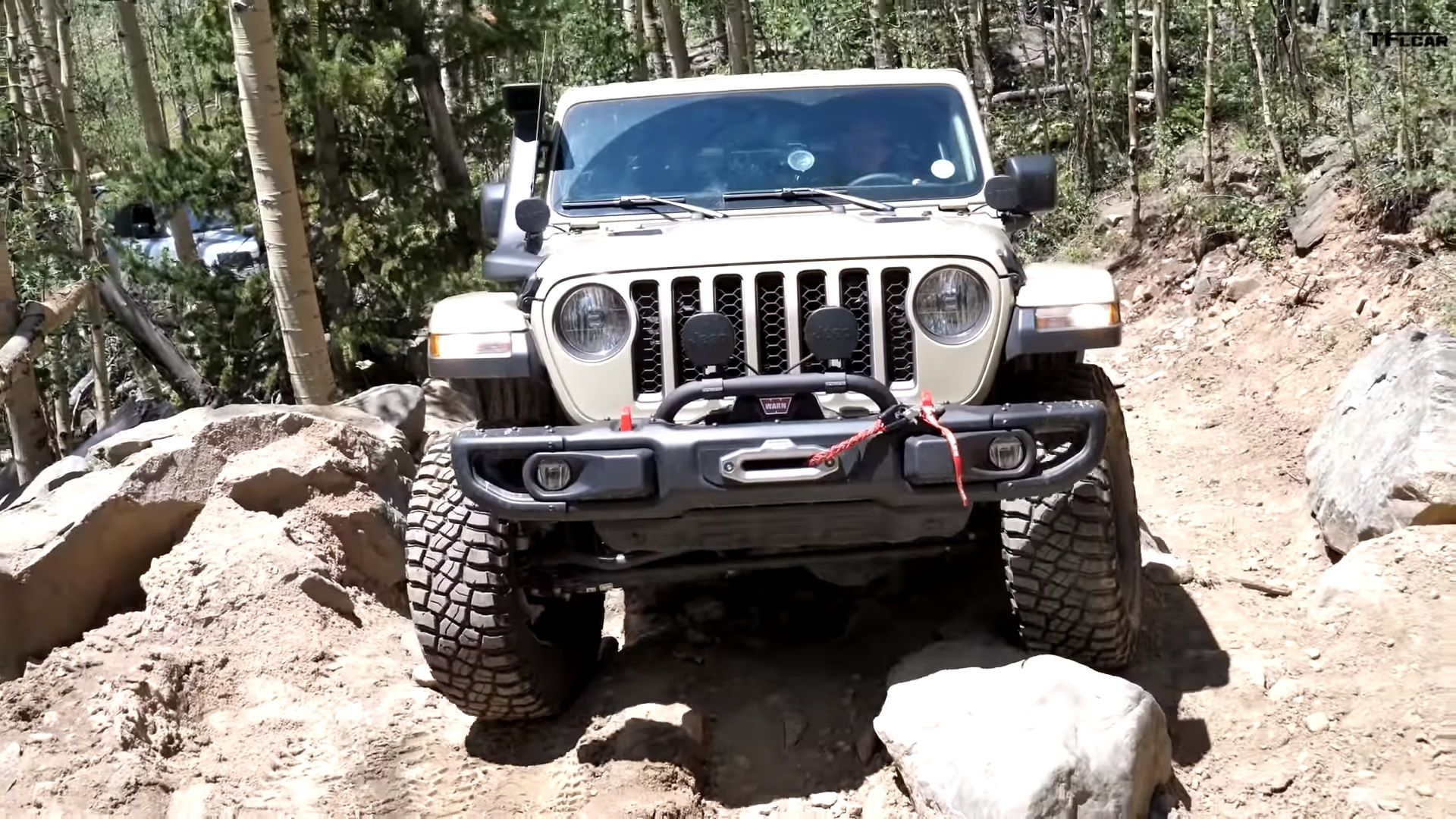 Watch the Old Land Rover Defender Keep Up with the New Defender and ...