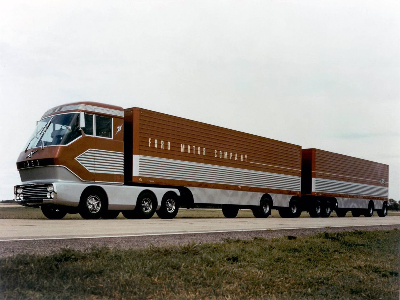 The Story of Big Red - A Turbine-Power Truck That Almost Disappeared