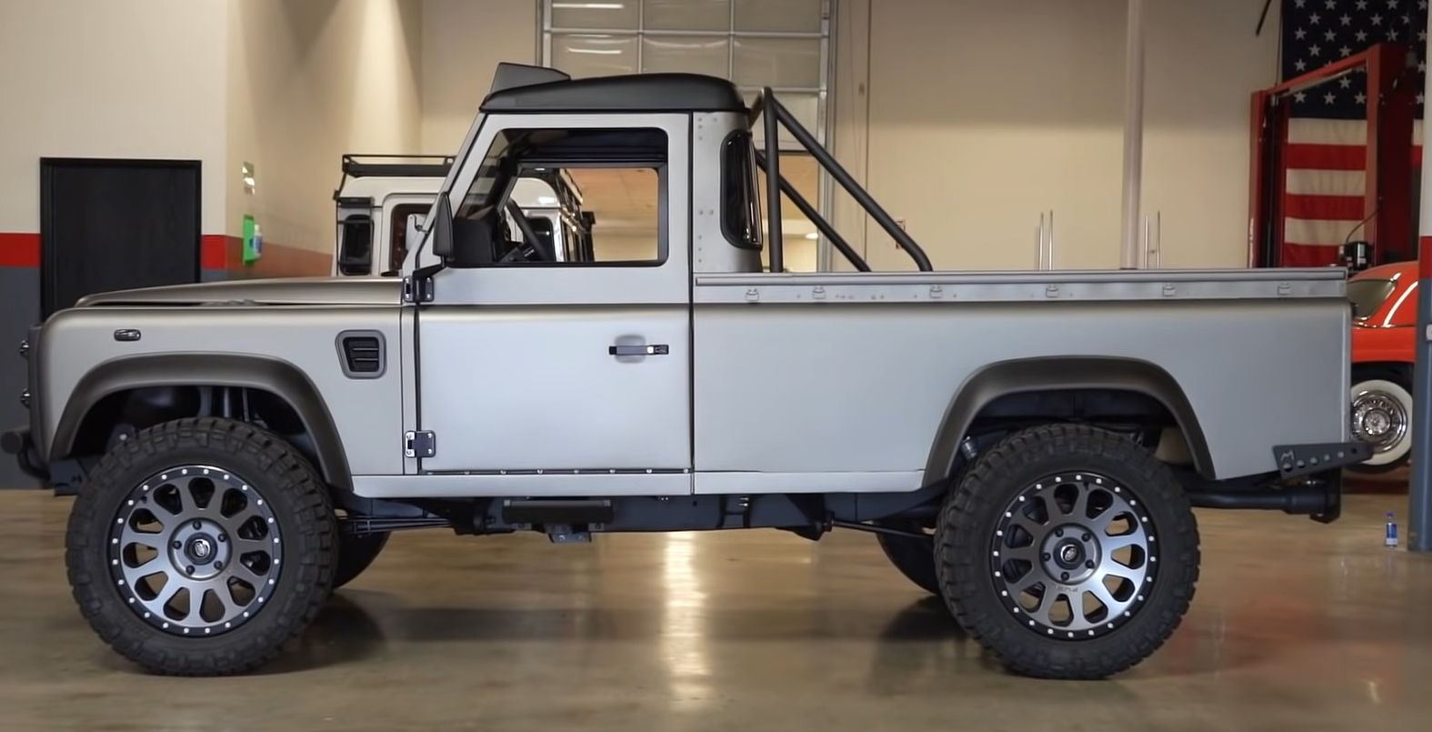 This Land Rover Defender From the ‘80s Has Been Completely Revamped