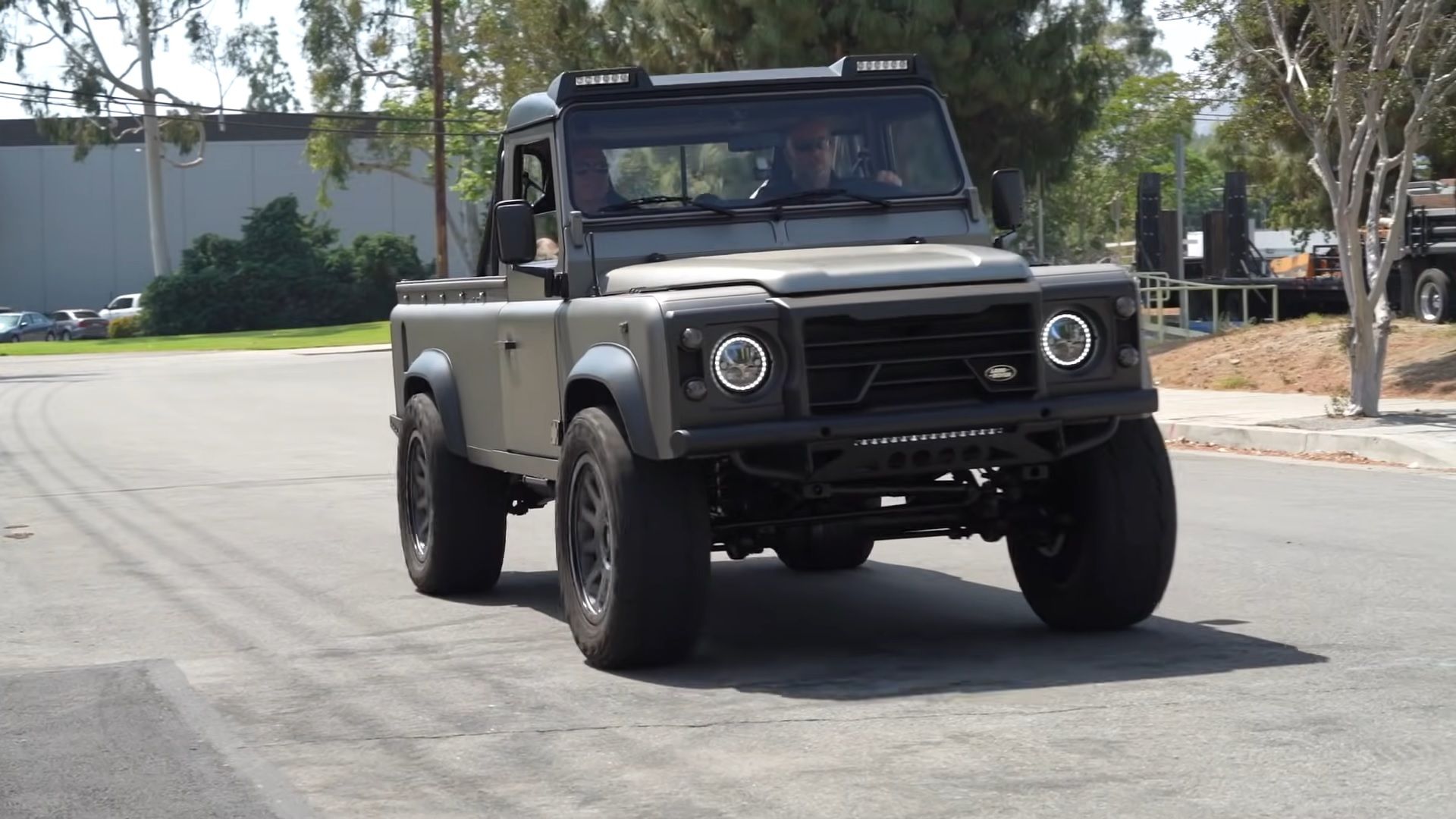 This Land Rover Defender From the ‘80s Has Been Completely Revamped