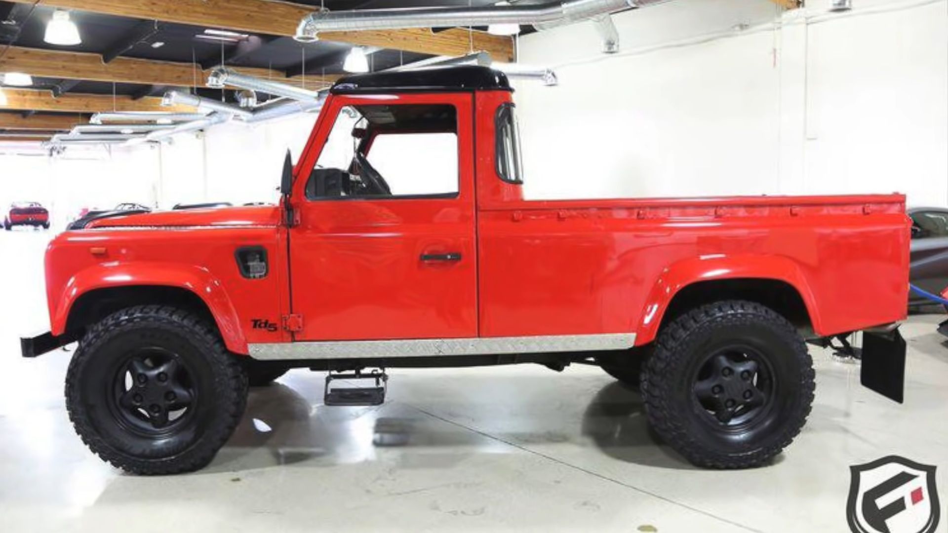 This Land Rover Defender From the ‘80s Has Been Completely Revamped