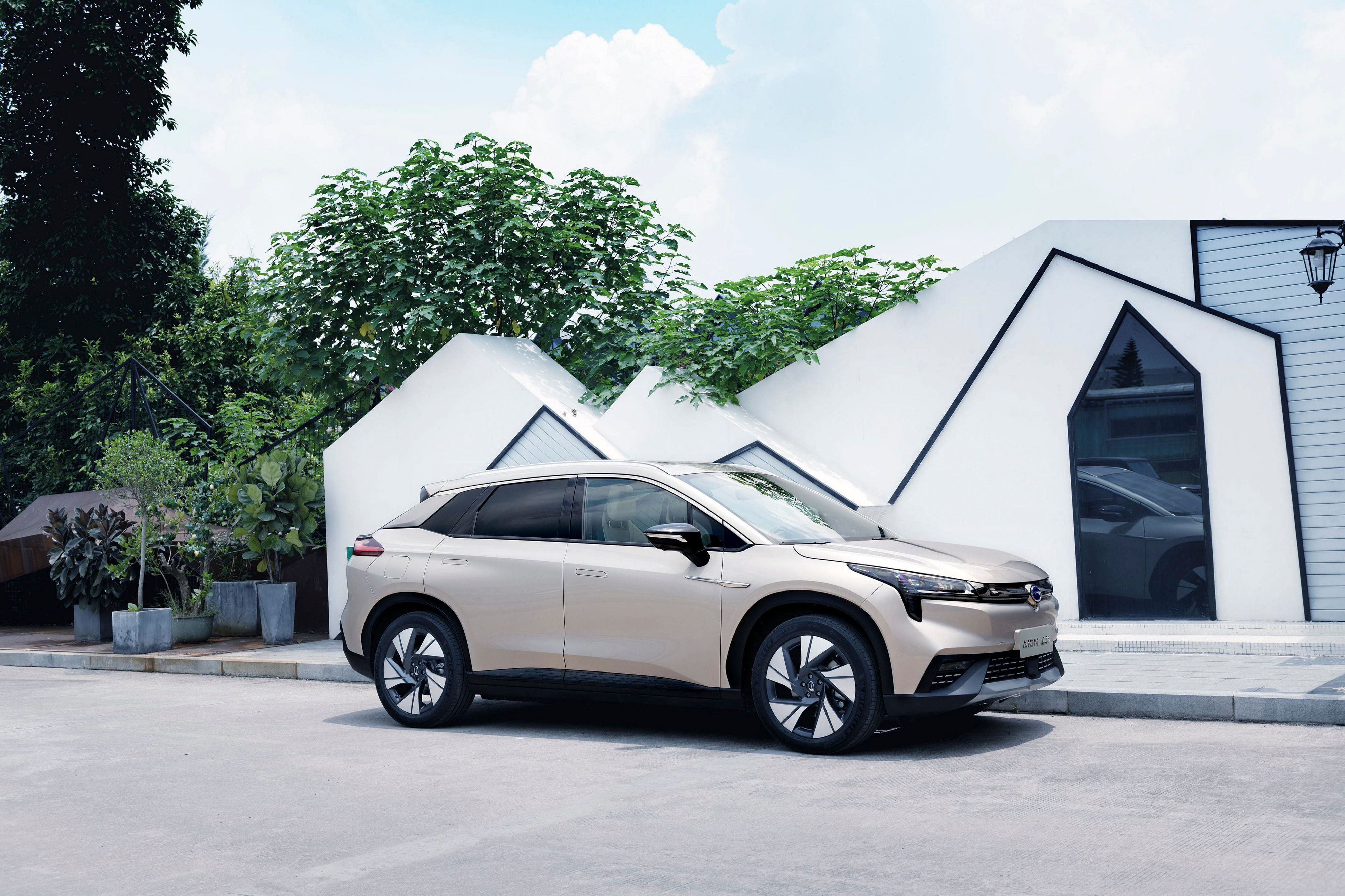 A New Chinese EV Crossover Will Have Over 620 Miles of Range