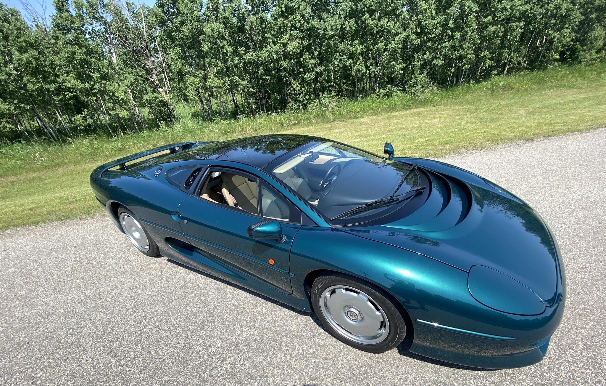 This Pristine 1994 Jaguar XJ220 With 1800 Miles On The Clock Could ...
