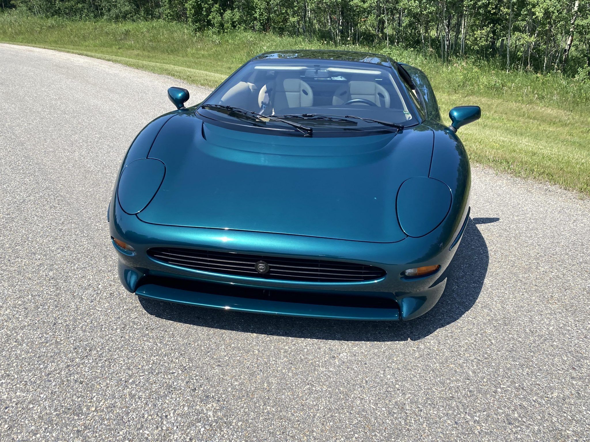 This Pristine 1994 Jaguar XJ220 With 1800 Miles On The Clock Could ...