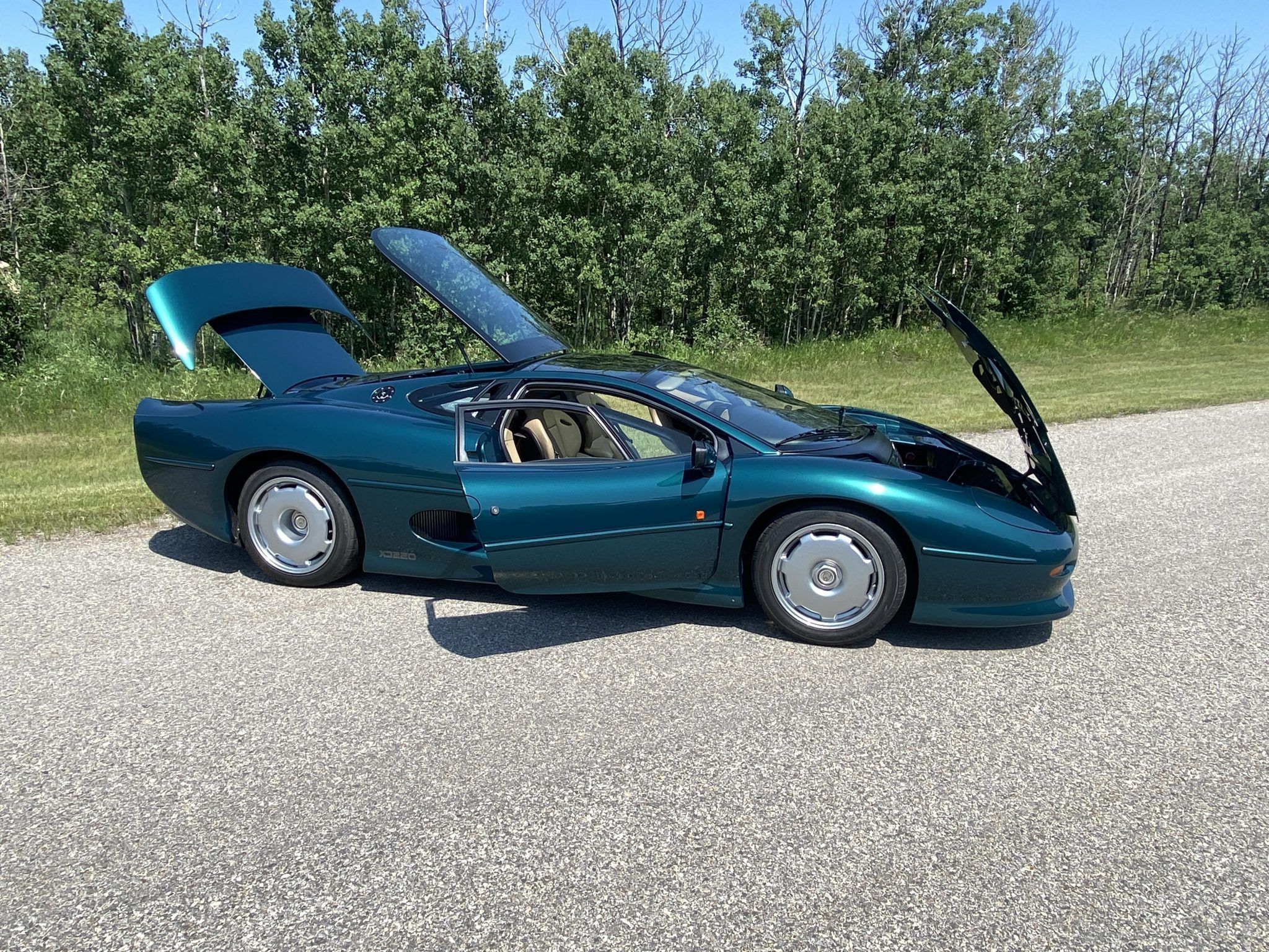 This Pristine 1994 Jaguar XJ220 With 1800 Miles On The Clock Could ...
