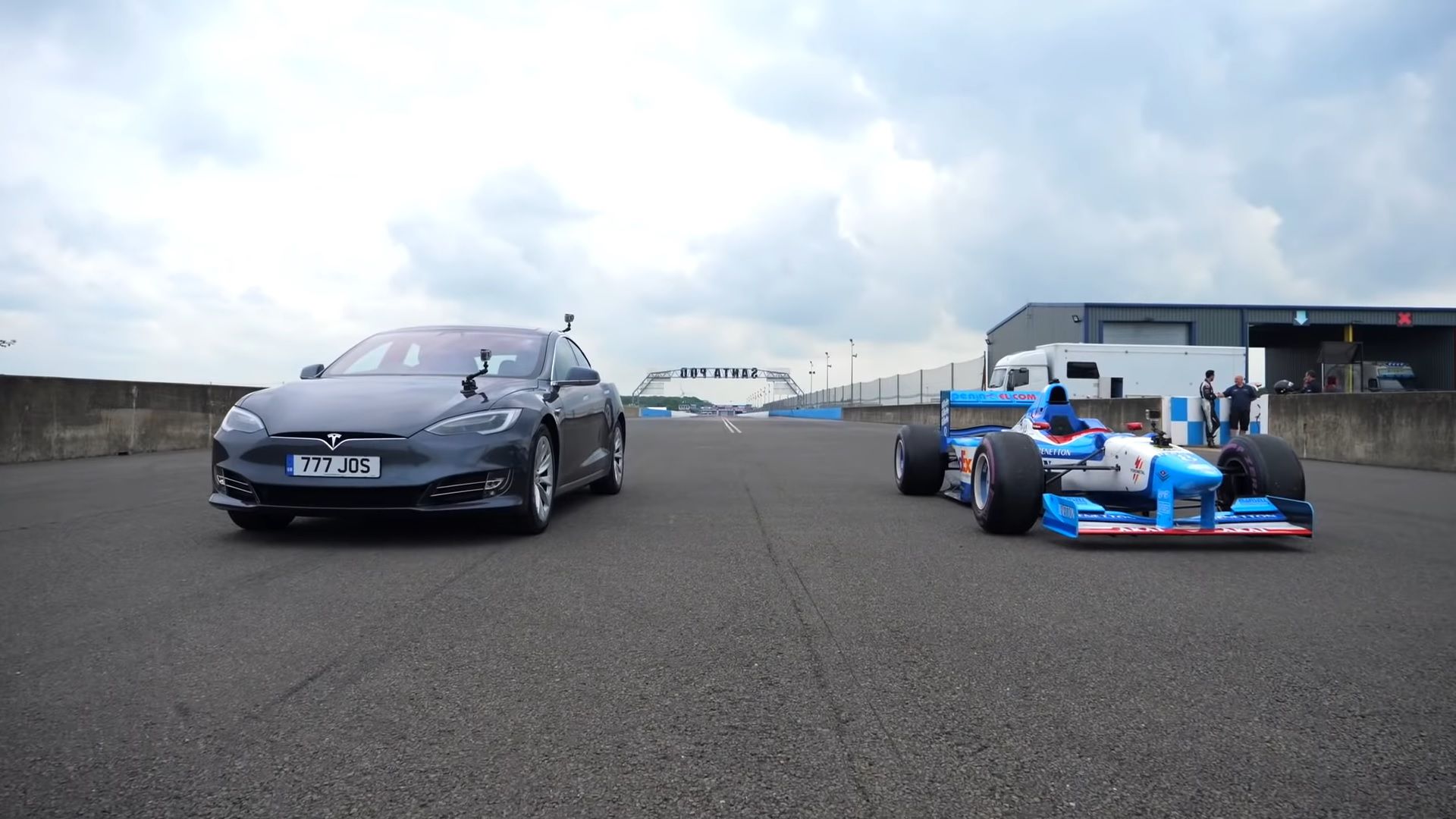 Does The Tesla Model S Stand Any Chance Against An F1 Car On A Drag Strip?