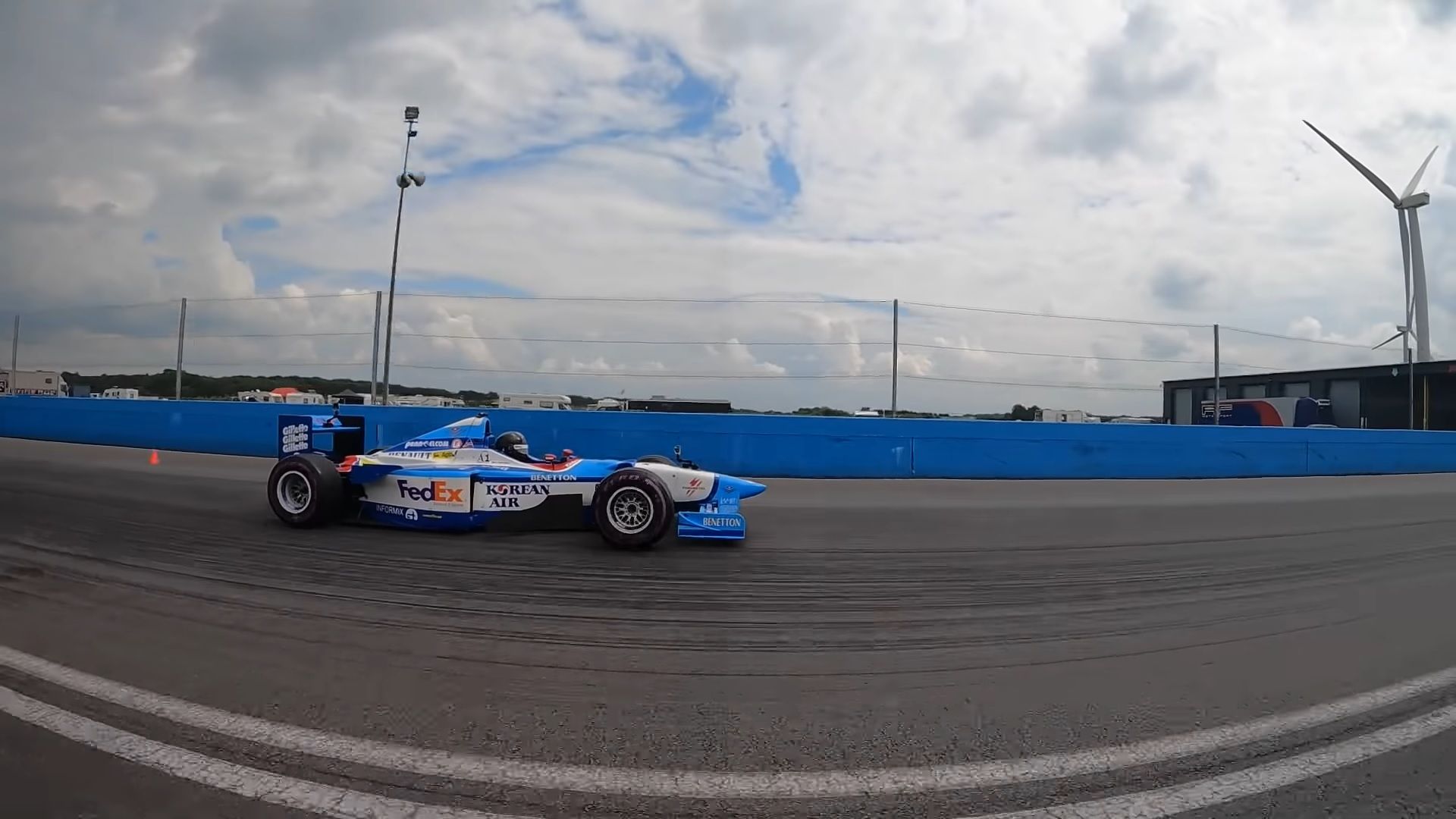 Does The Tesla Model S Stand Any Chance Against An F1 Car On A Drag Strip?