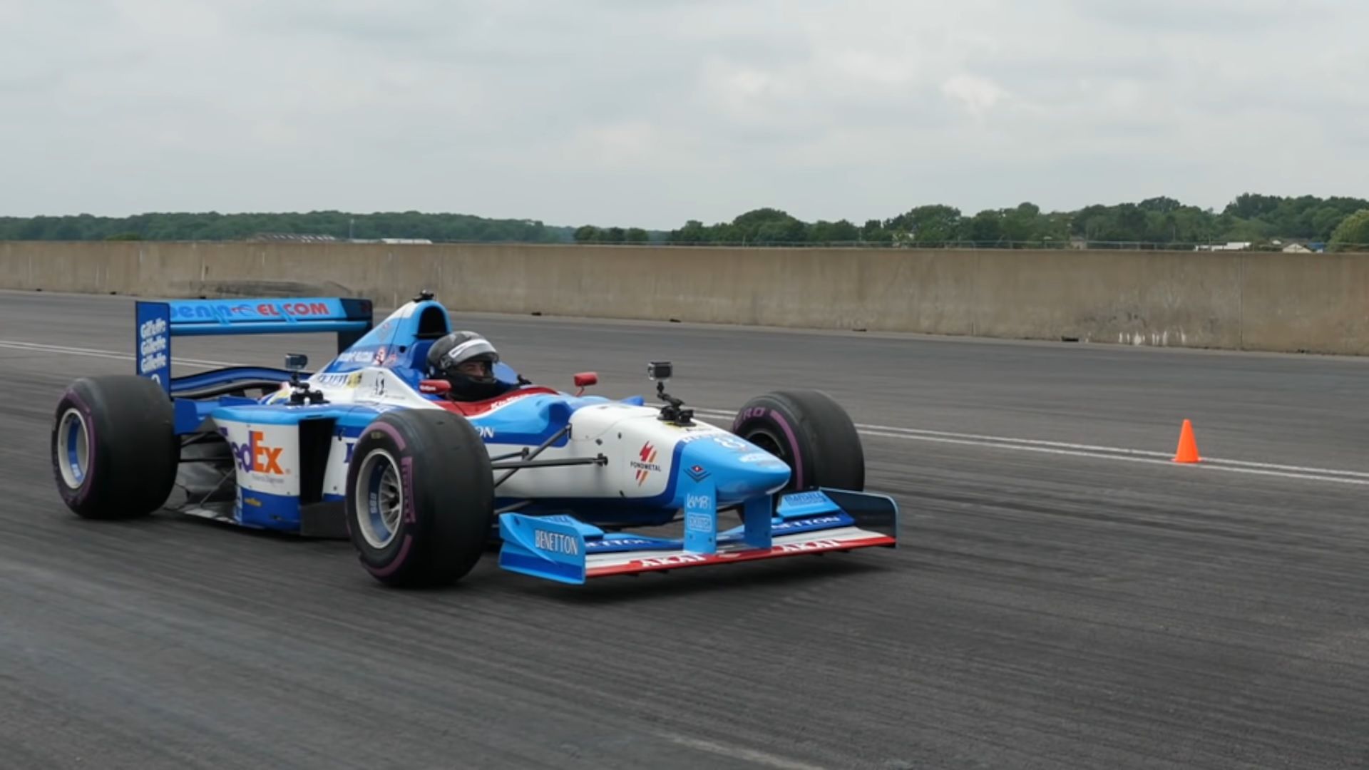 Does The Tesla Model S Stand Any Chance Against An F1 Car On A Drag Strip?