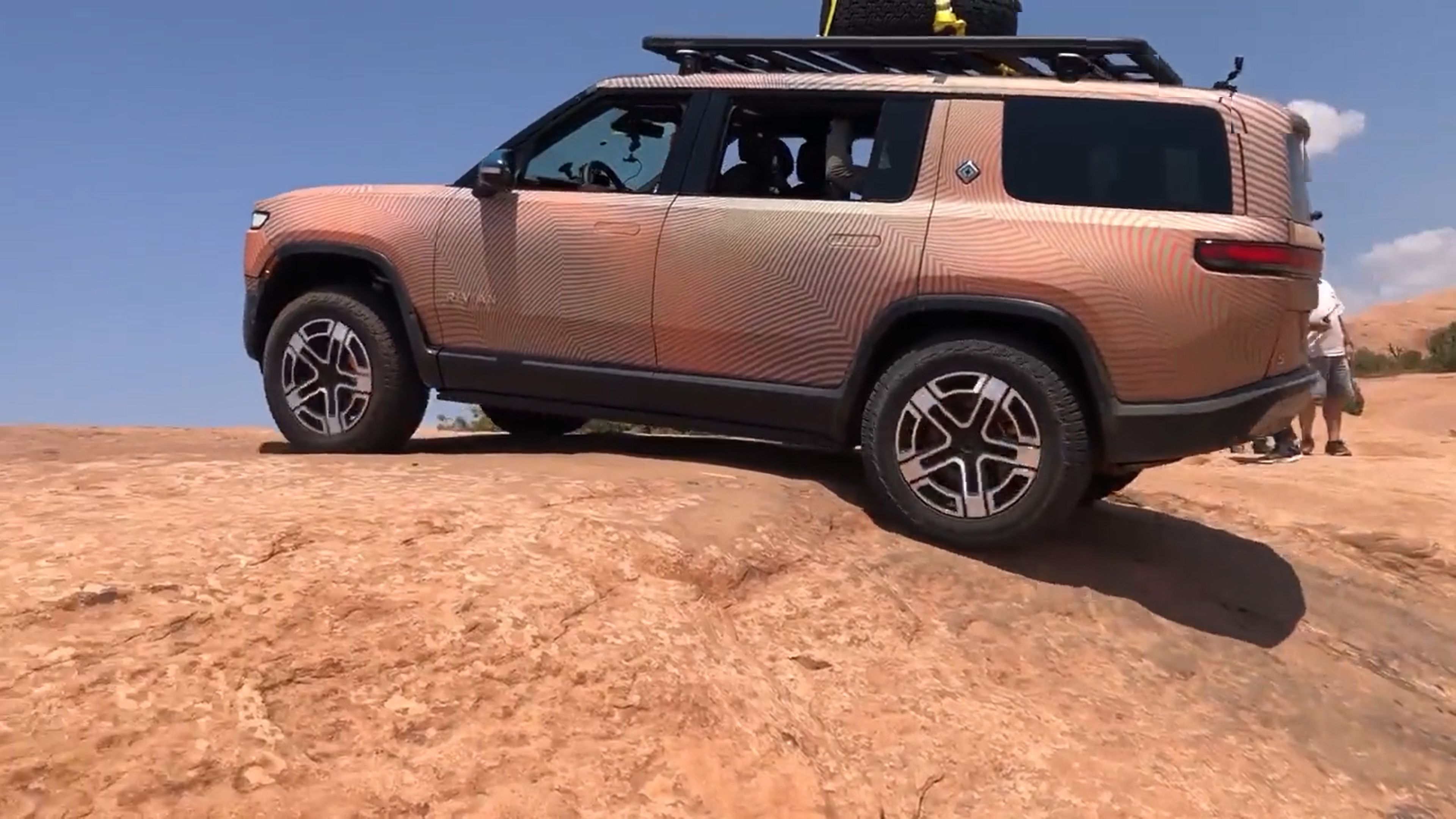 This Vertical Climb Shows You Exactly How Impressive The Rivian R1S Is ...