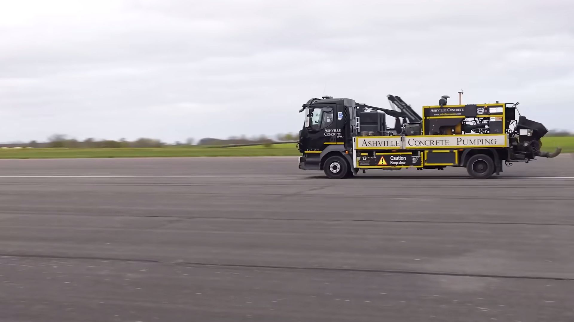 Watch A Scania Skip Truck and A Scania Grab Truck Gang Up On A Volvo ...