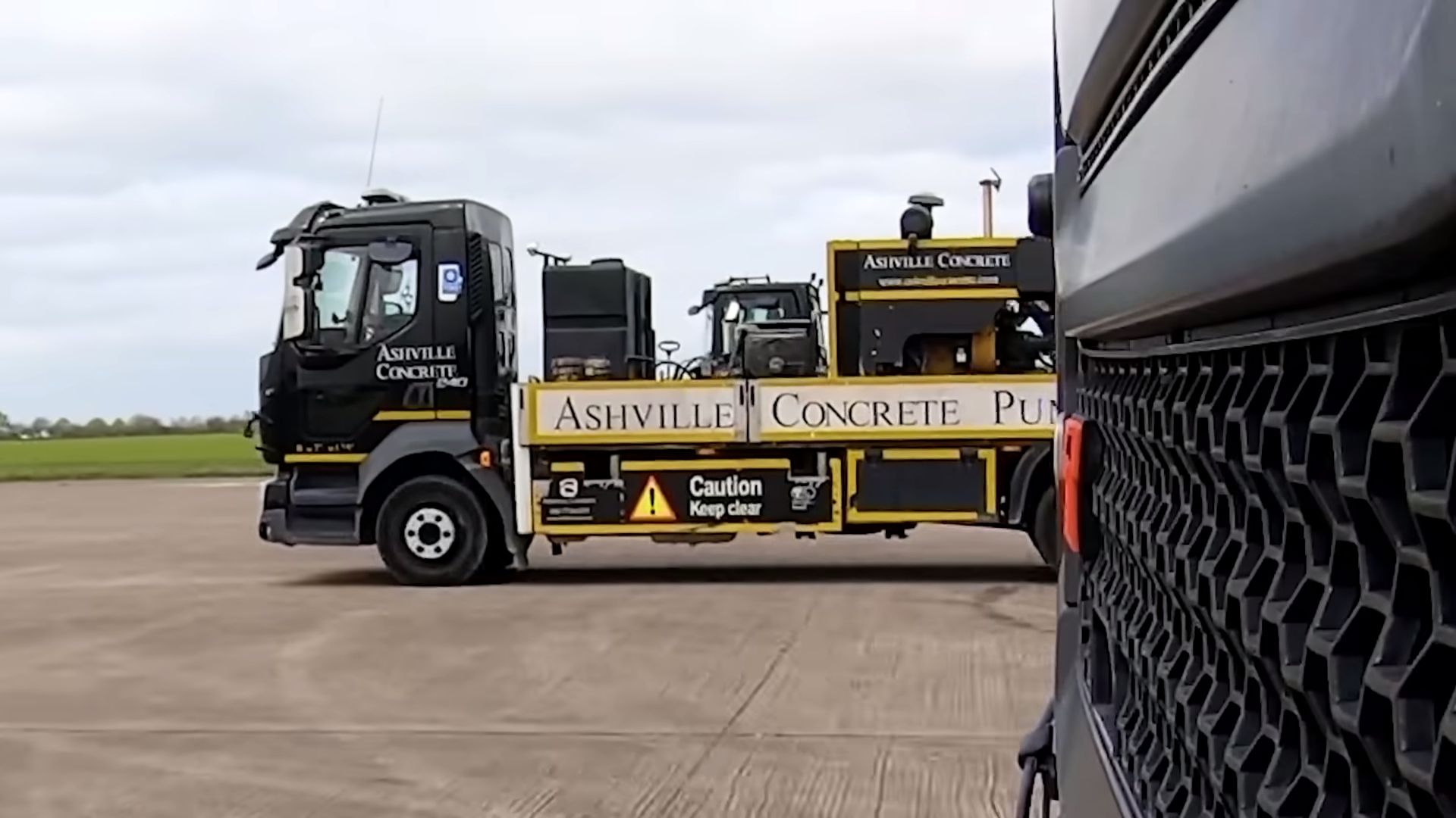 Watch A Scania Skip Truck and A Scania Grab Truck Gang Up On A Volvo ...