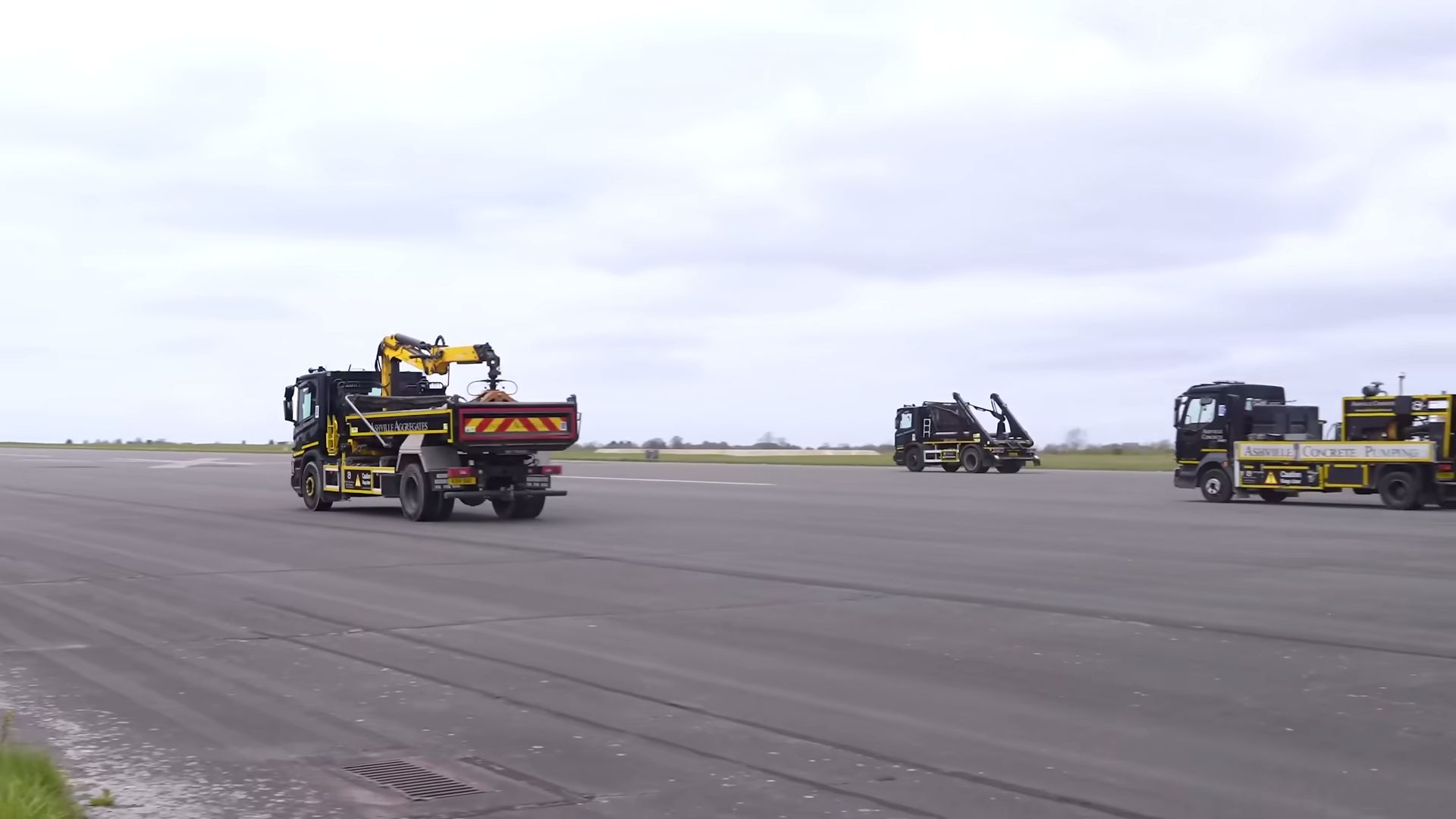 Watch A Scania Skip Truck and A Scania Grab Truck Gang Up On A Volvo ...