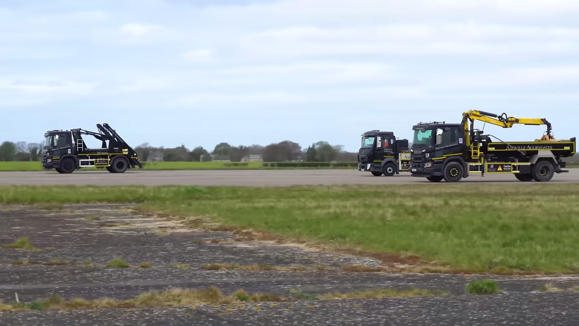 Watch A Scania Skip Truck and A Scania Grab Truck Gang Up On A Volvo ...
