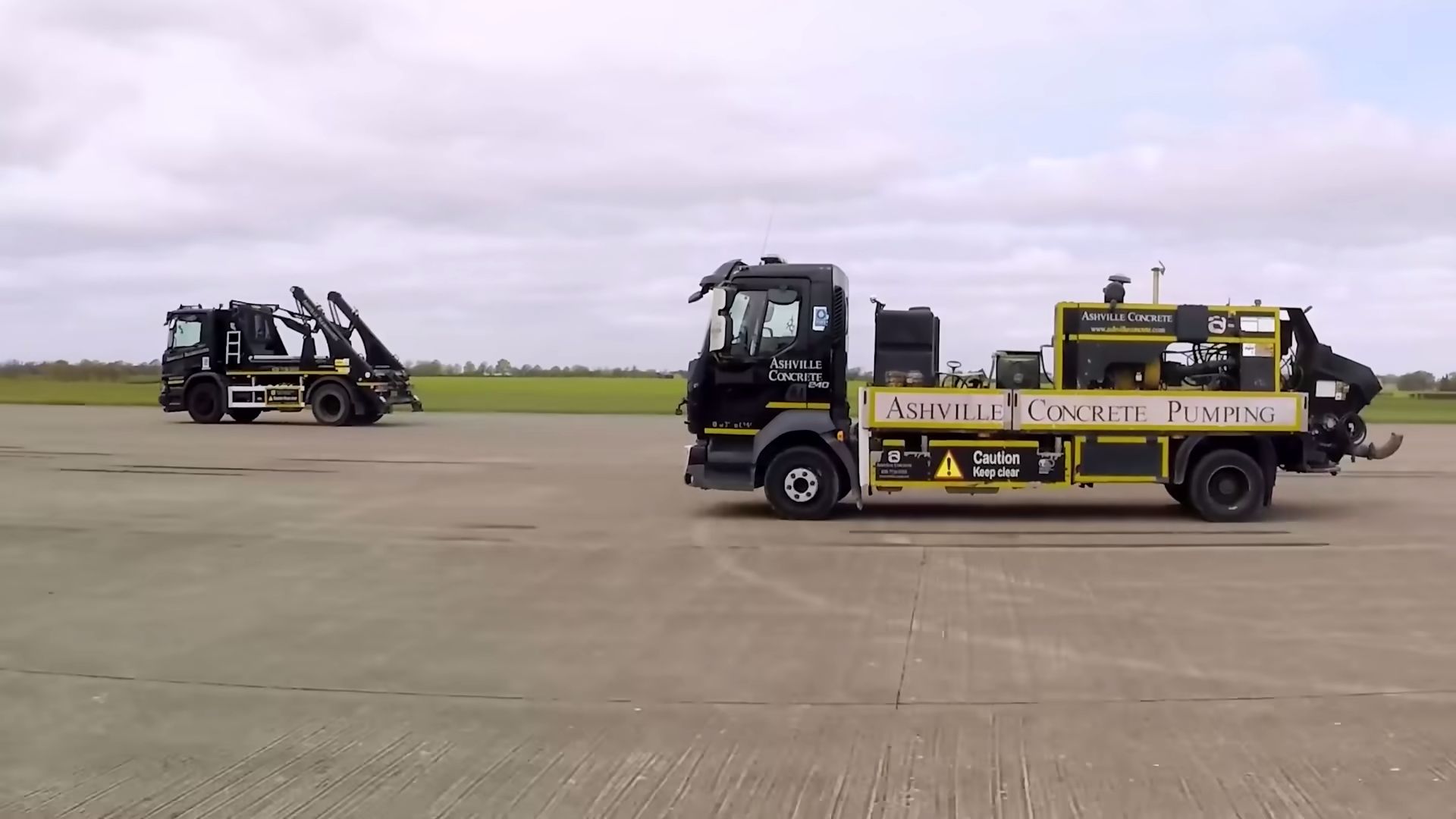 Watch A Scania Skip Truck and A Scania Grab Truck Gang Up On A Volvo ...