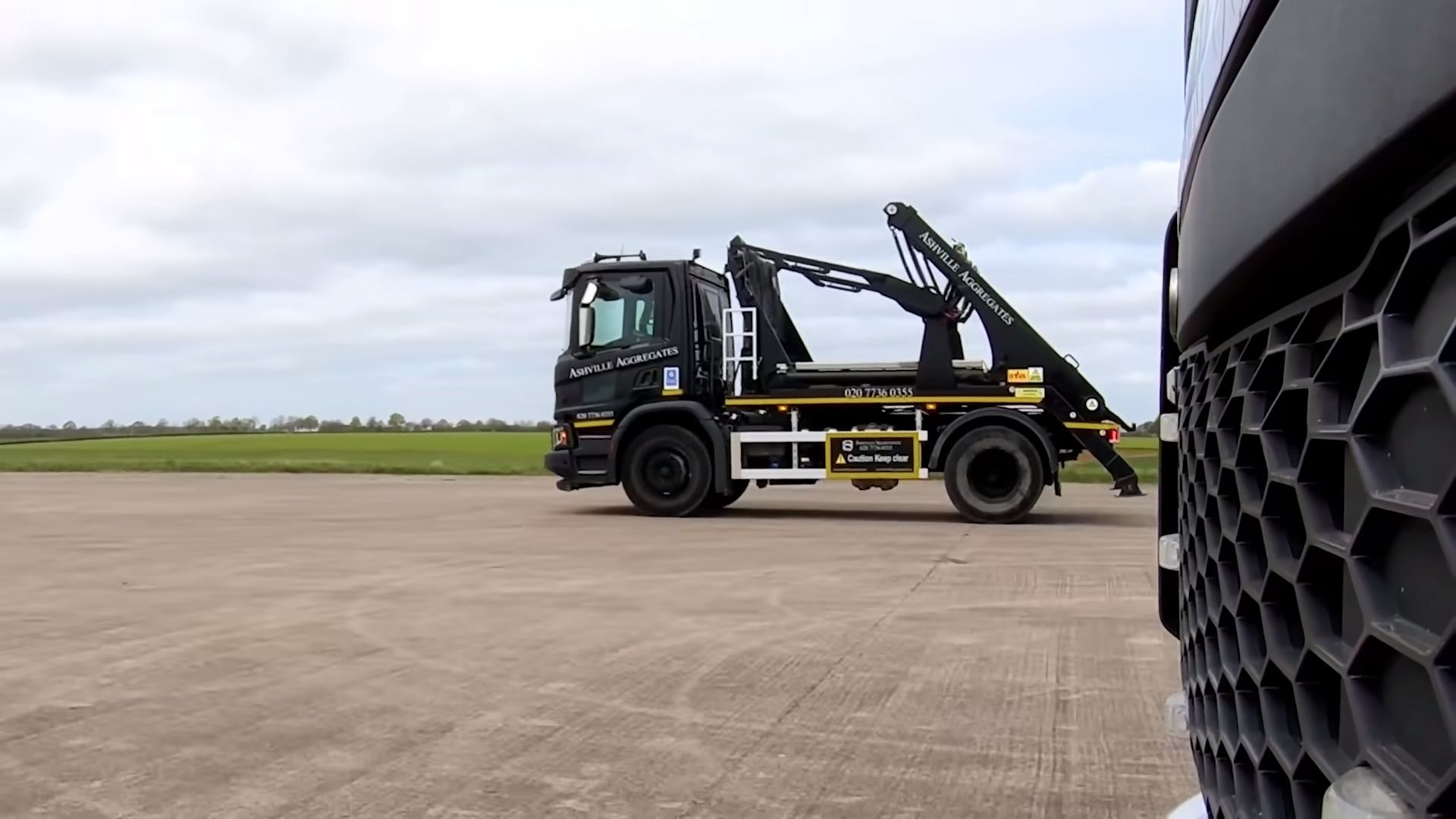 Watch A Scania Skip Truck and A Scania Grab Truck Gang Up On A Volvo ...