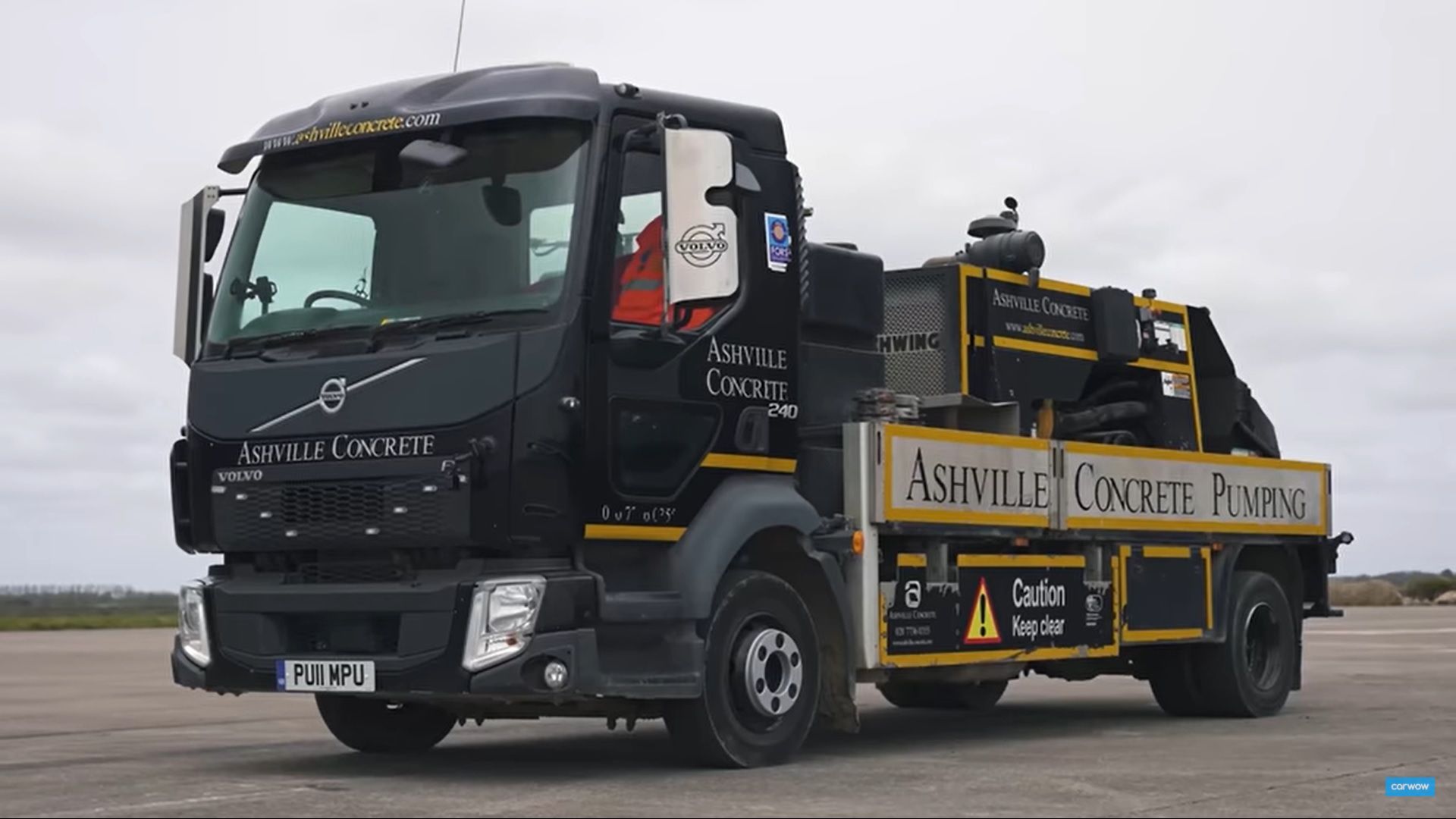 Watch A Scania Skip Truck and A Scania Grab Truck Gang Up On A Volvo ...